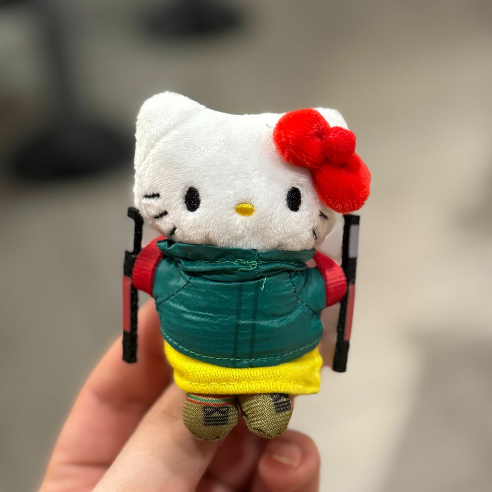 2026 Новейшая коллаборация Четвертое издание KT Клубника Сакура Черный кожаный плавательный круг Подвеска для альпинизма Плюшевая кукла Украшение для рюкзака