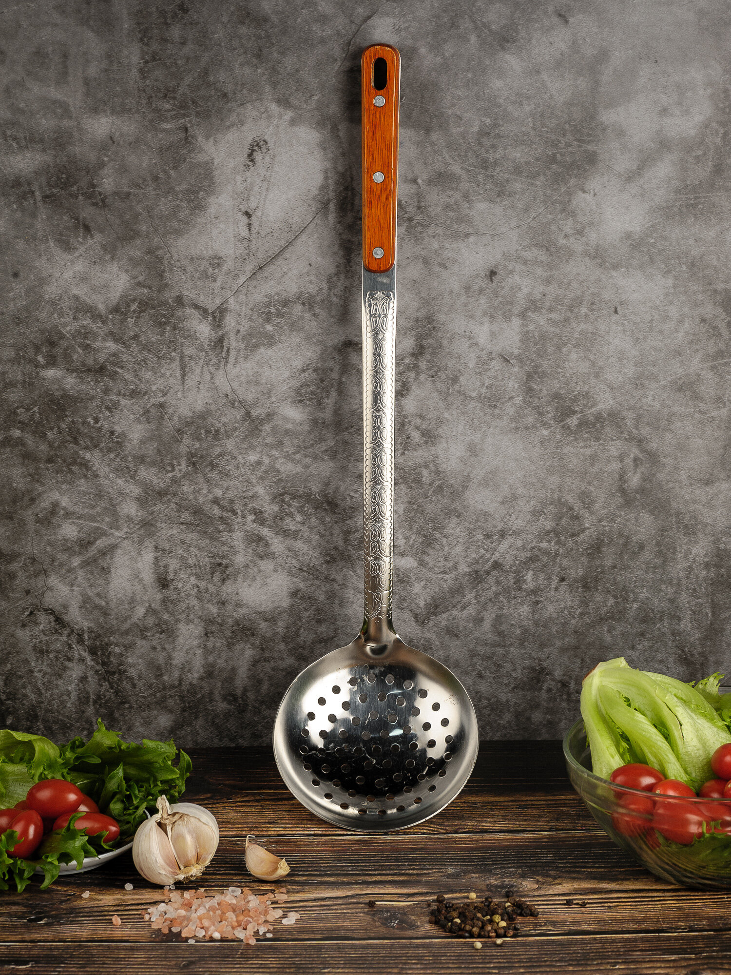 Шумовка металлическая для казана с деревянной ручкой Mirus Group, длина 44 см, для плова, шурпы, лагмана