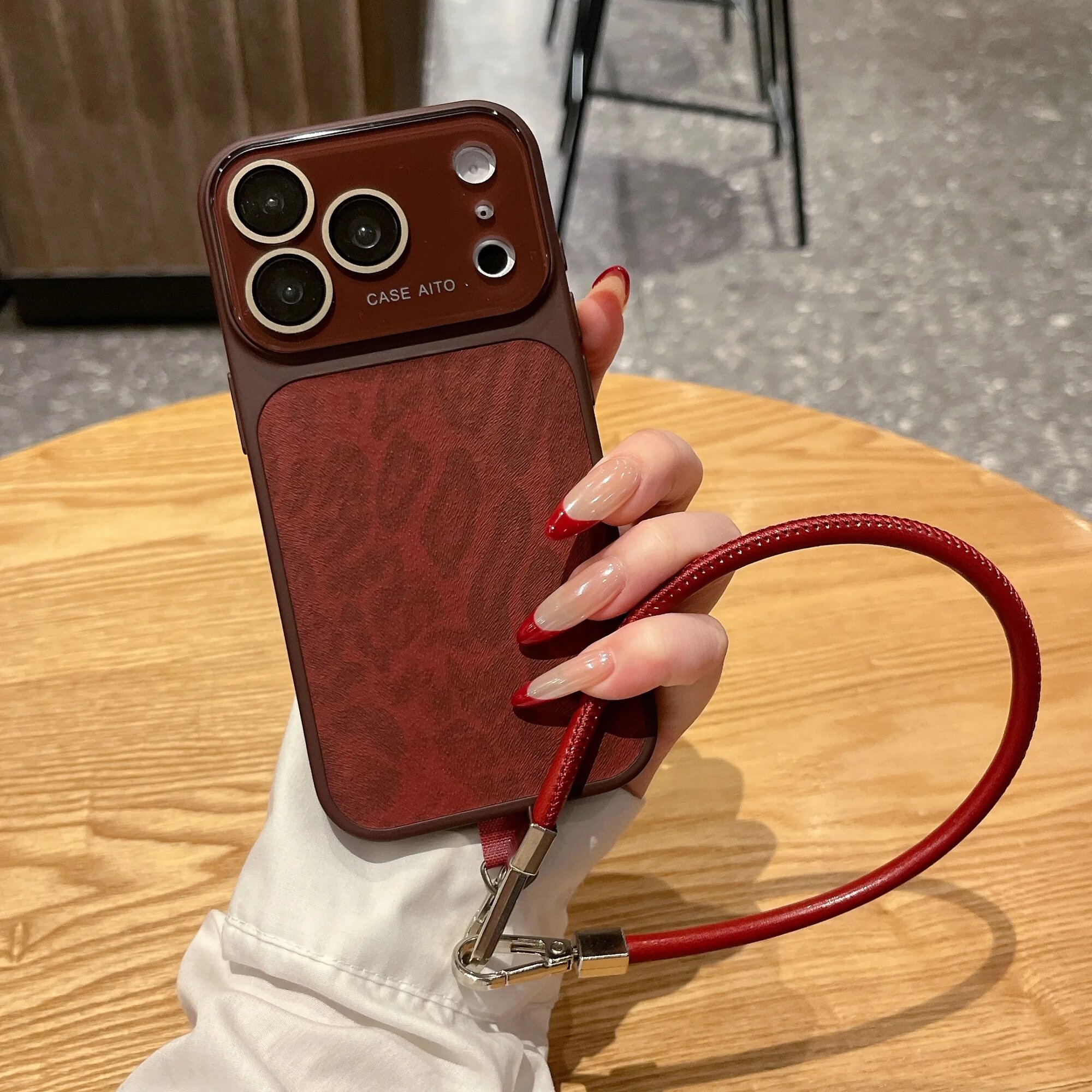 Бордовый чехол iPhone 17 Pro с ремешком и принтом