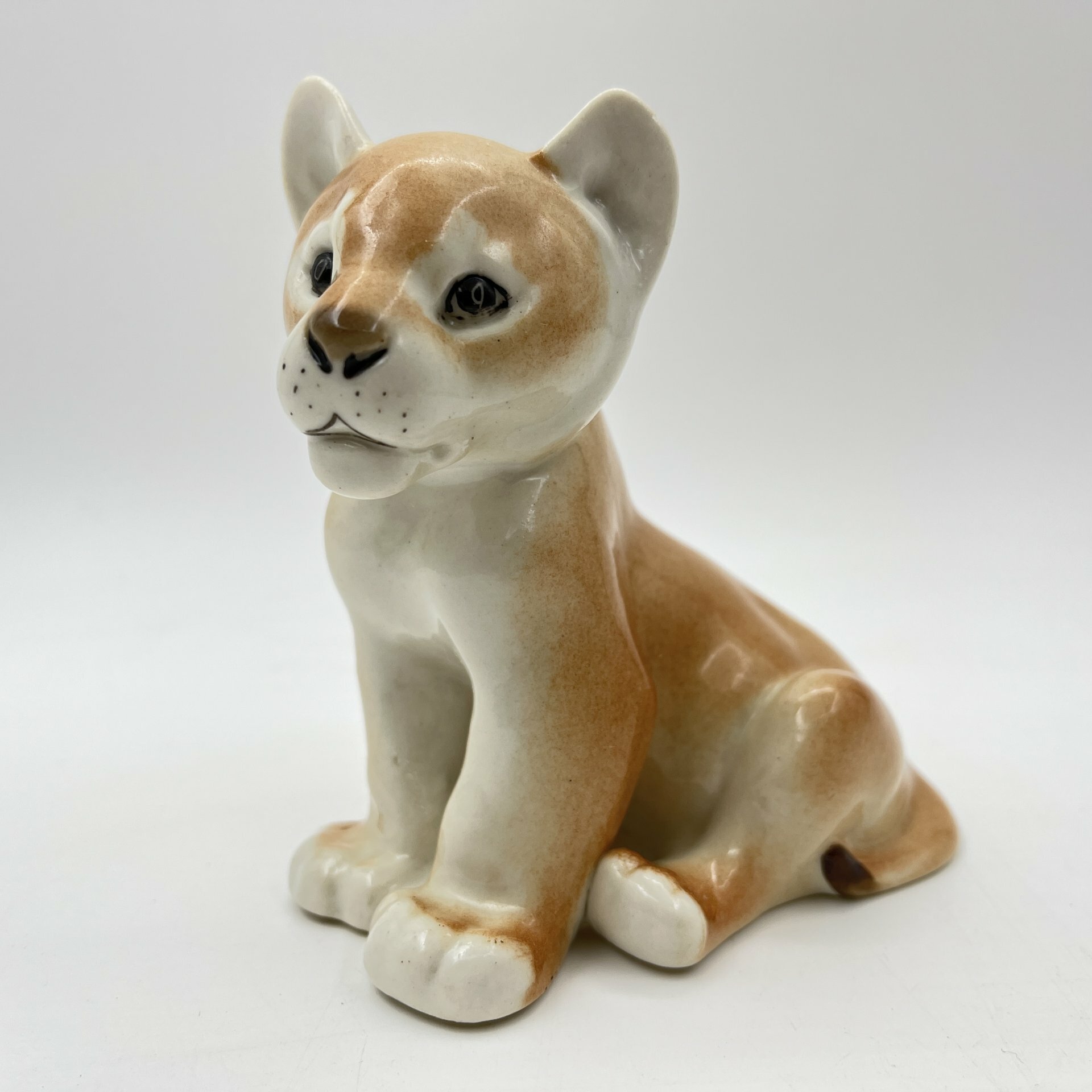 Статуэтка "Львенок сидящий", скульптор Воробьев Б. Я, фарфор, аэрография