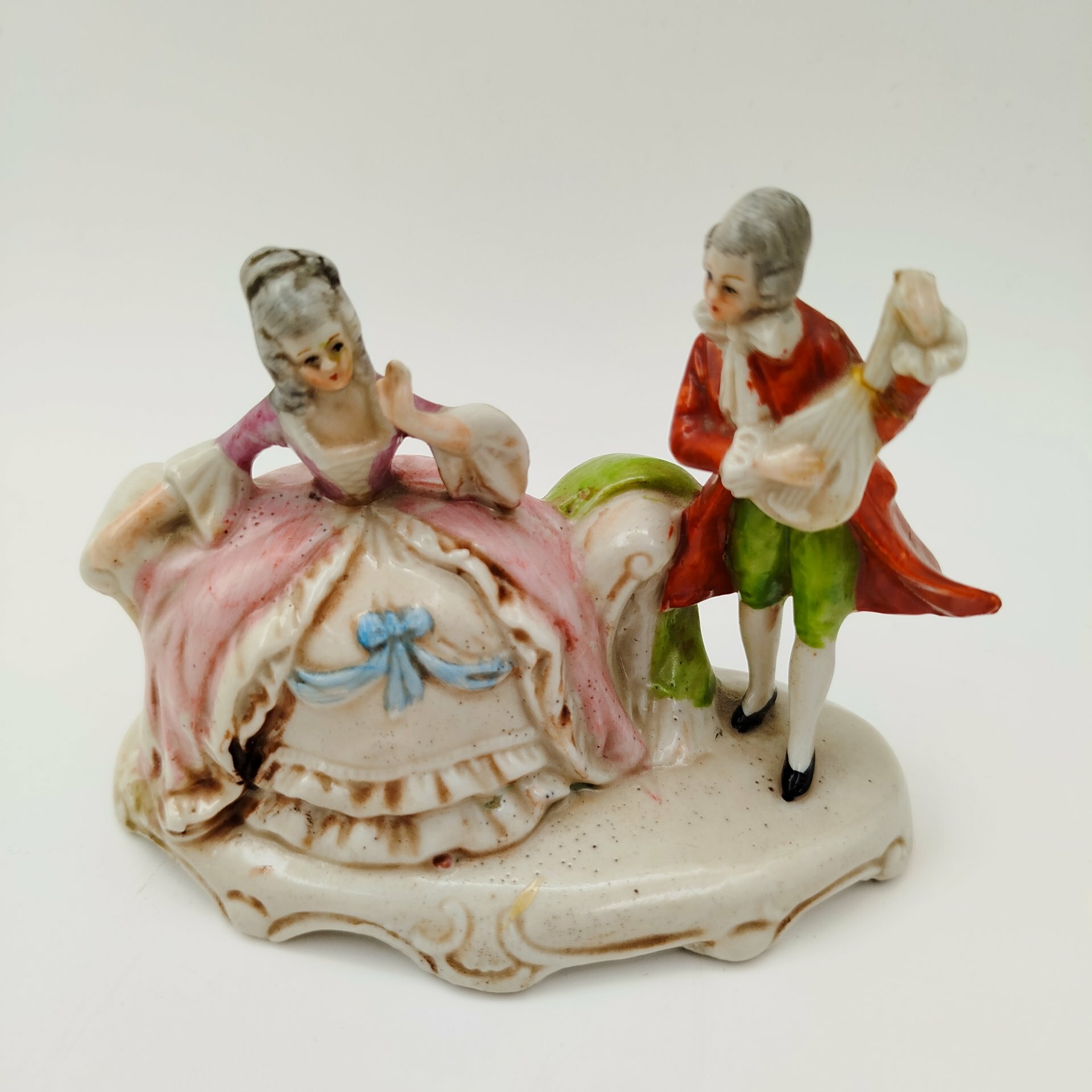 Статуэтка миниатюрная "Галантная сцена" ("Музицирование"), фарфор, роспись