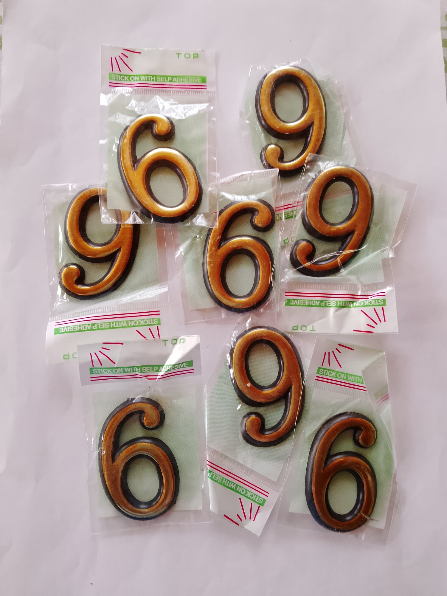 Цифры самоклеящиеся № "6 /9 " цвет золото, высота 5 см , ширина 3см, в комплекте 15 штук.