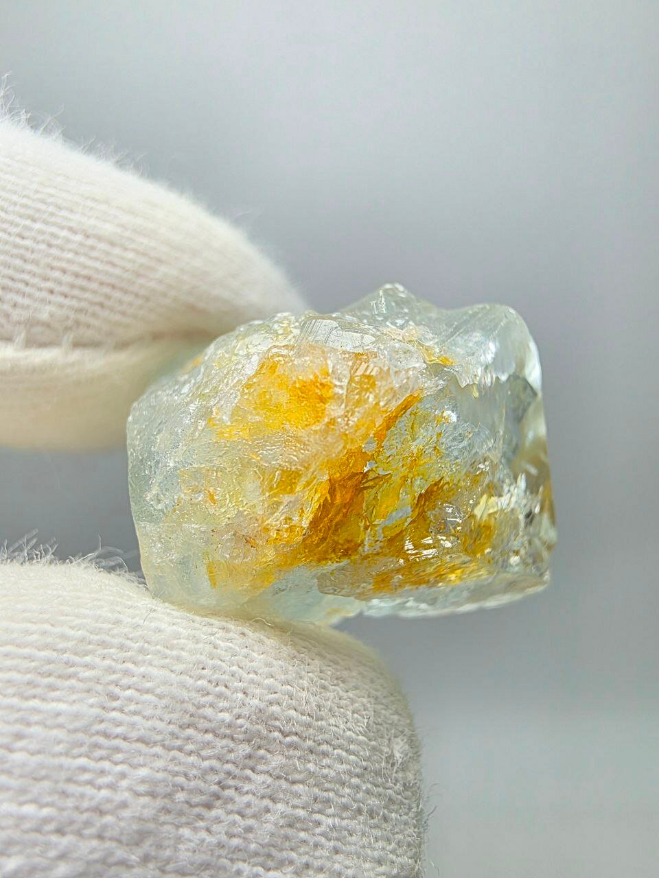 Топаз натуральный (необработанный) 21 мм, 10.36 г.