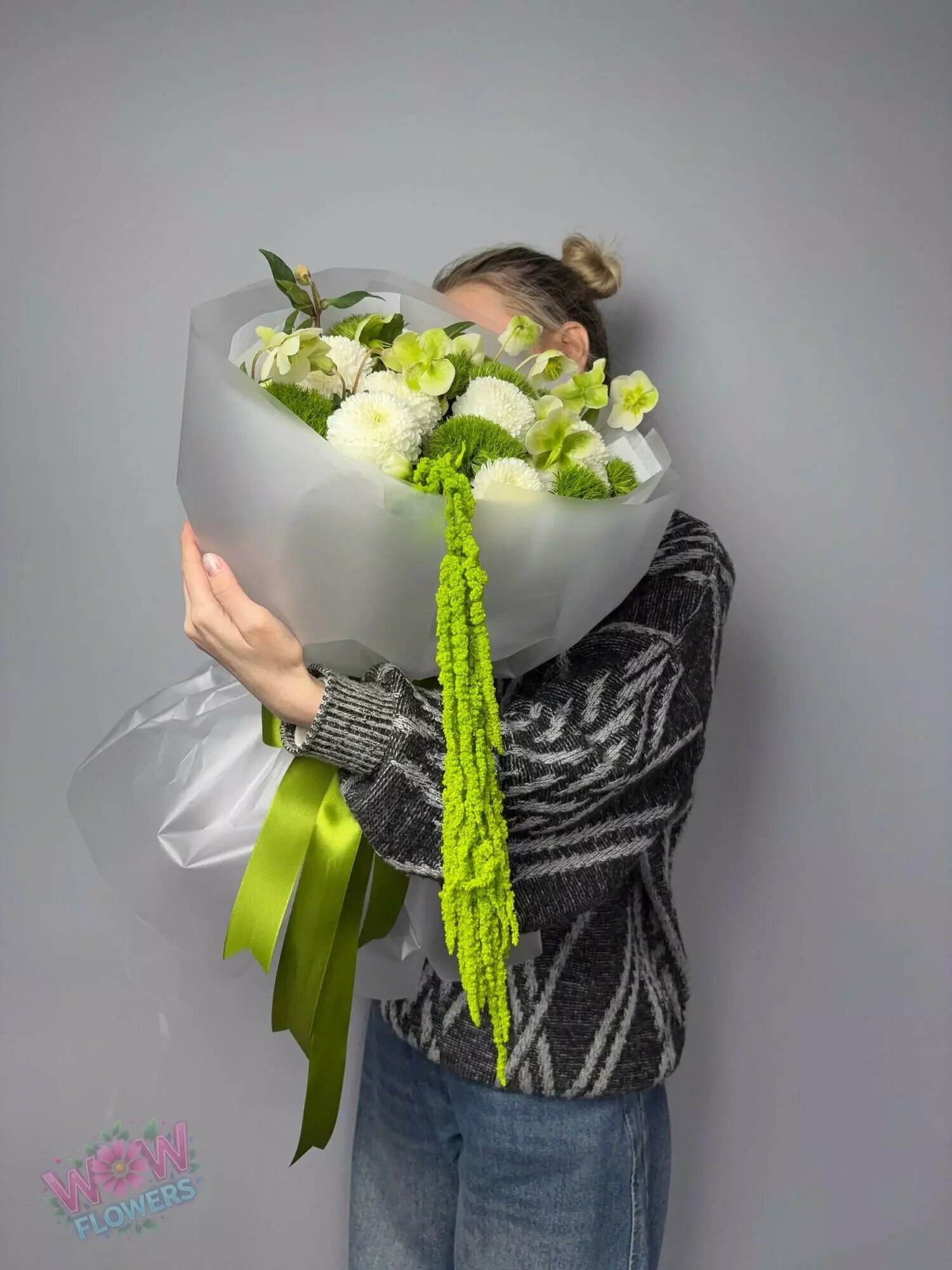 Зимний сад: букет из хризантем, хелеборуса и гвоздики Грин Трик – купить с доставкой