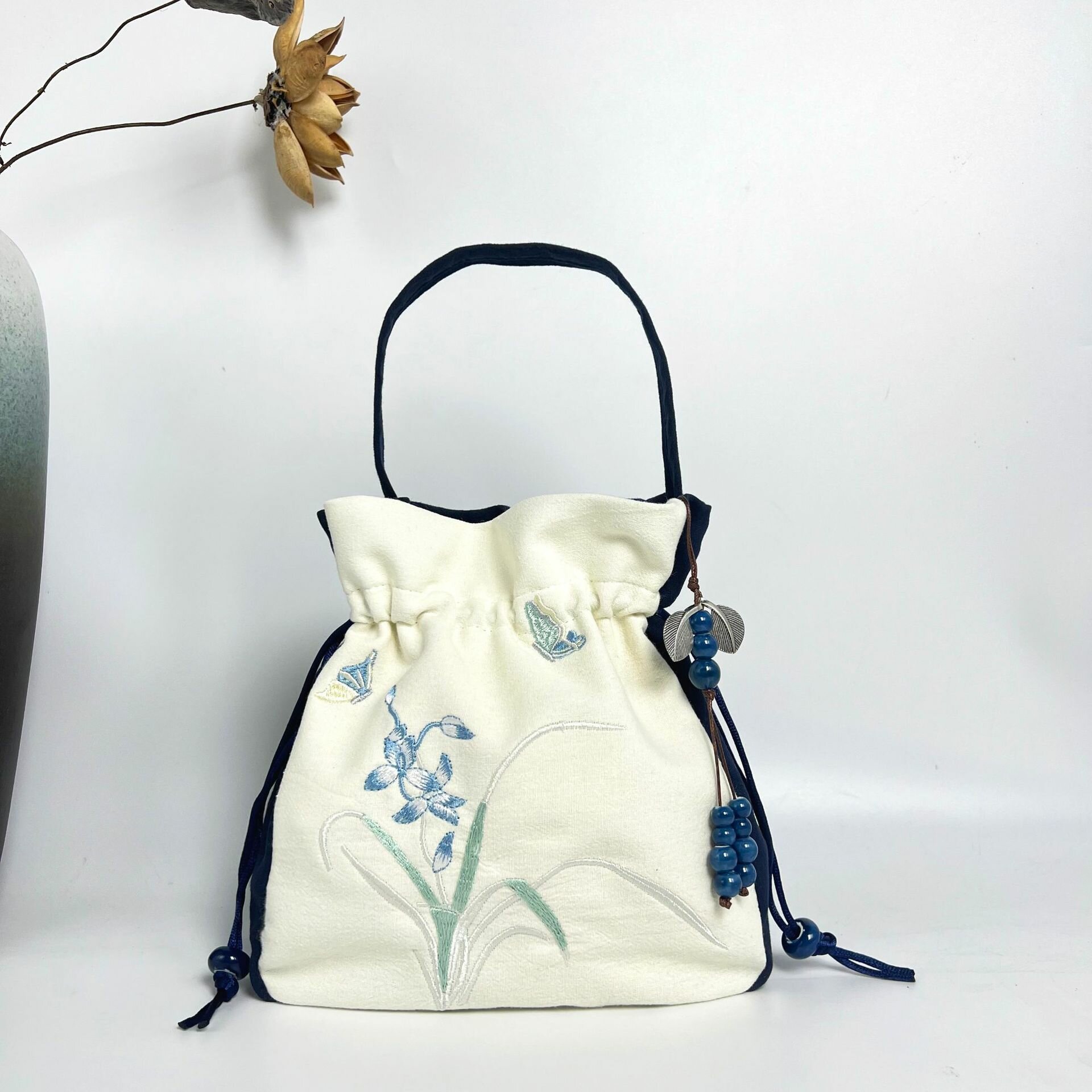 Аксессуар для весенних прогулок: вышитая сумка-ханьфу через плечо, винтажная сумка с художественными кисточками, универсальная повседневная сумка в китайском стиле для чонсама, большая вместимость.