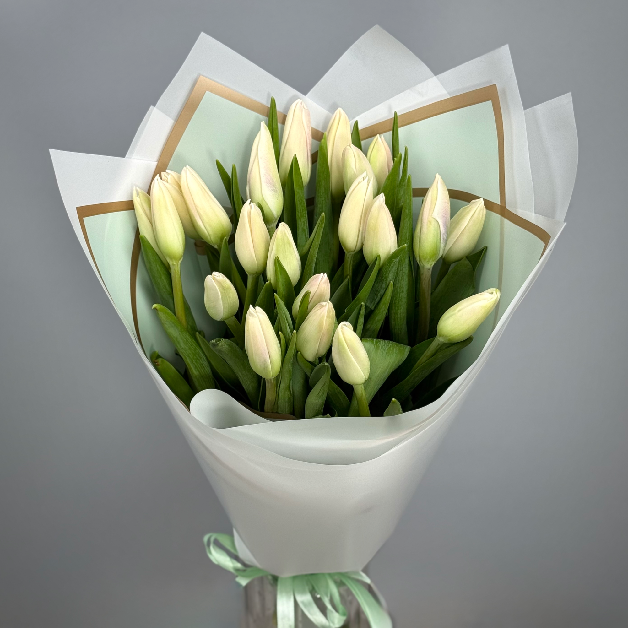 Букет из 21 белых тюльпанов в стильной упаковке. «365 Поводов» - живые цветы с доставкой