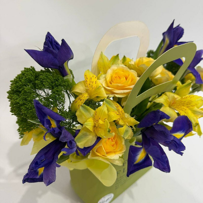 Композиция "Ириска" ирис, альстромерия, роза кустовая в сумке