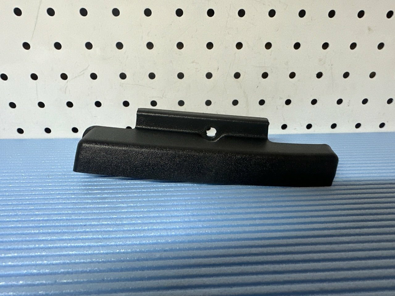 Заглушка крепления фары правая SCANIA P R G 4 И 5 серии (скания)