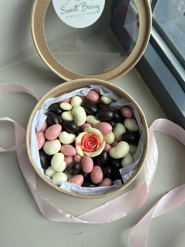 Набор от Sweet Berry "Сладкое драже" кешью и миндаль в молочном и белом шоколаде/йогурт.