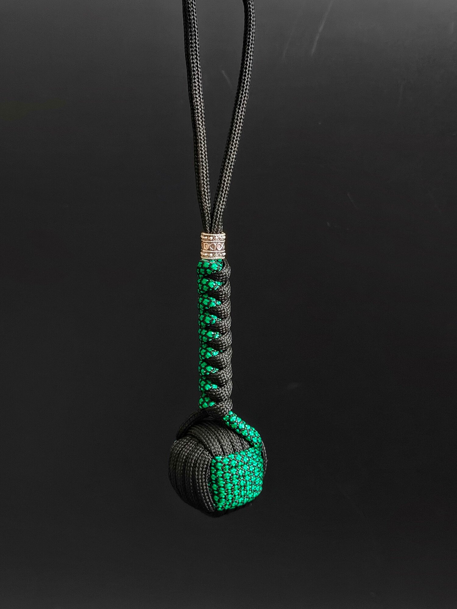 Темляк черно-зеленый "кулак обезьяны" из паракорда для ножа, брелок для ключей, брелок на сумку с бусиной