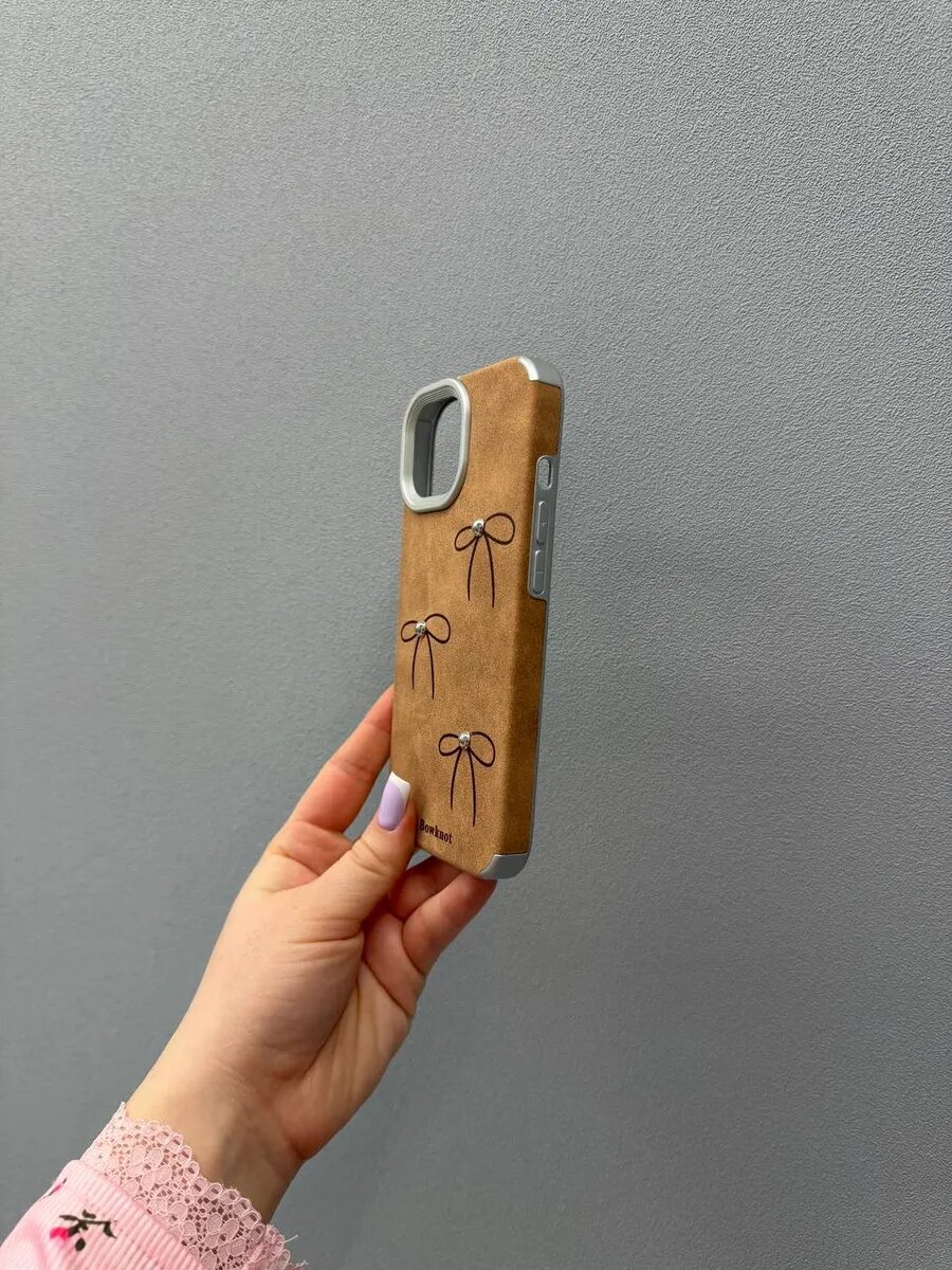 Защитный Чехол на Iphone 15, коричневый ударопрочный с бантиками — фото 1