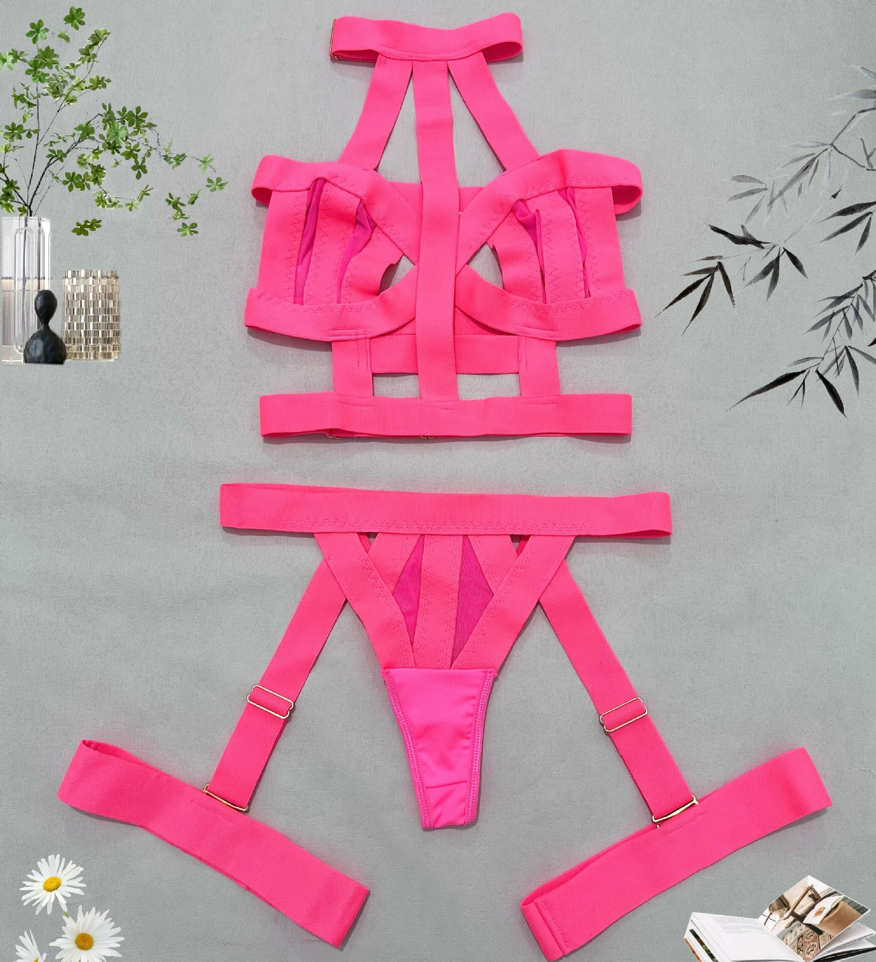 Этот модный комплект бюстгальтеров отличается уникальным и соблазнительным дизайном американской проймы с вырезами, эластичной бандажной тканью и сексуальными эротическими деталями.