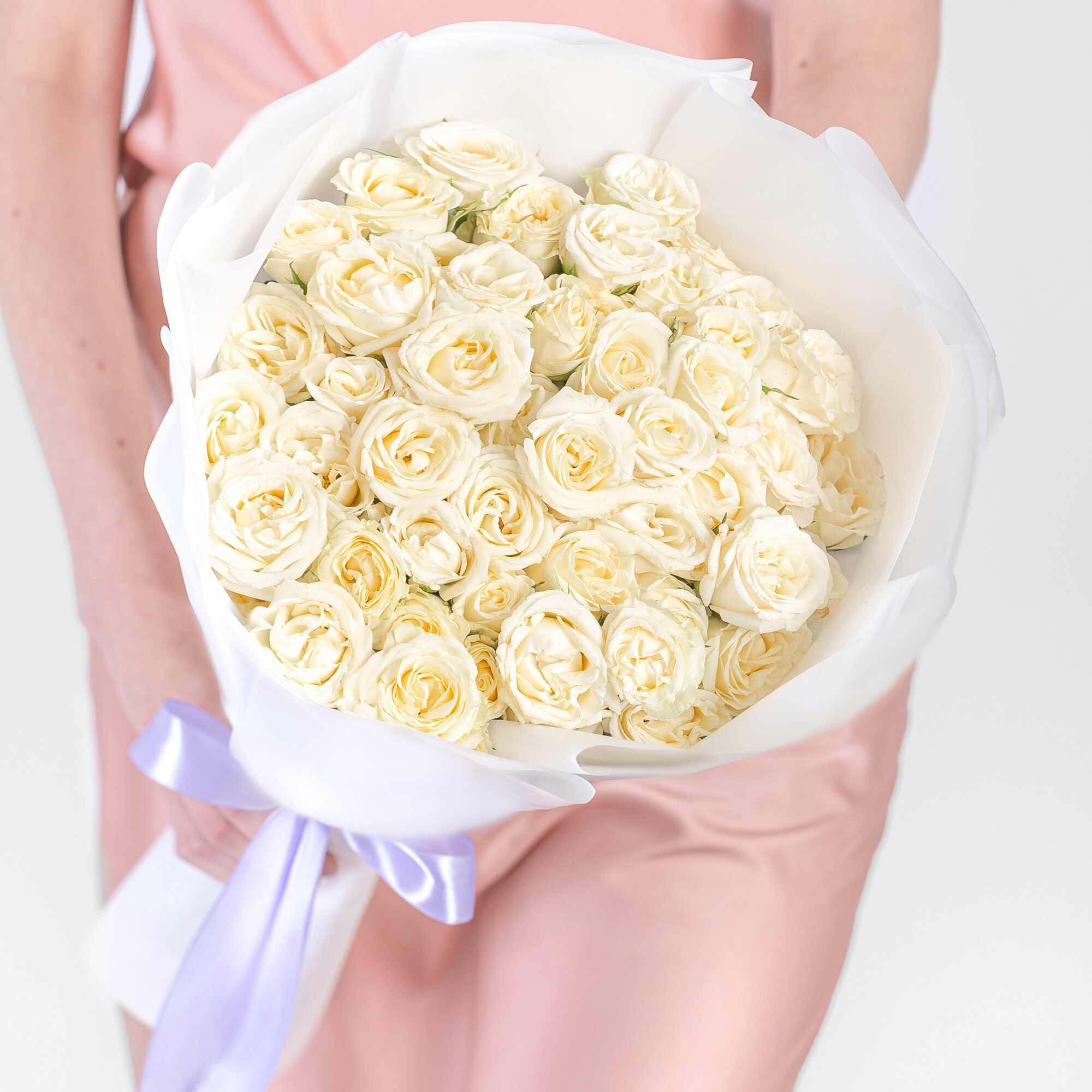 Букет Мегацвет24 Белых кустовых роз, 19 цветков, дизайнерская упаковка