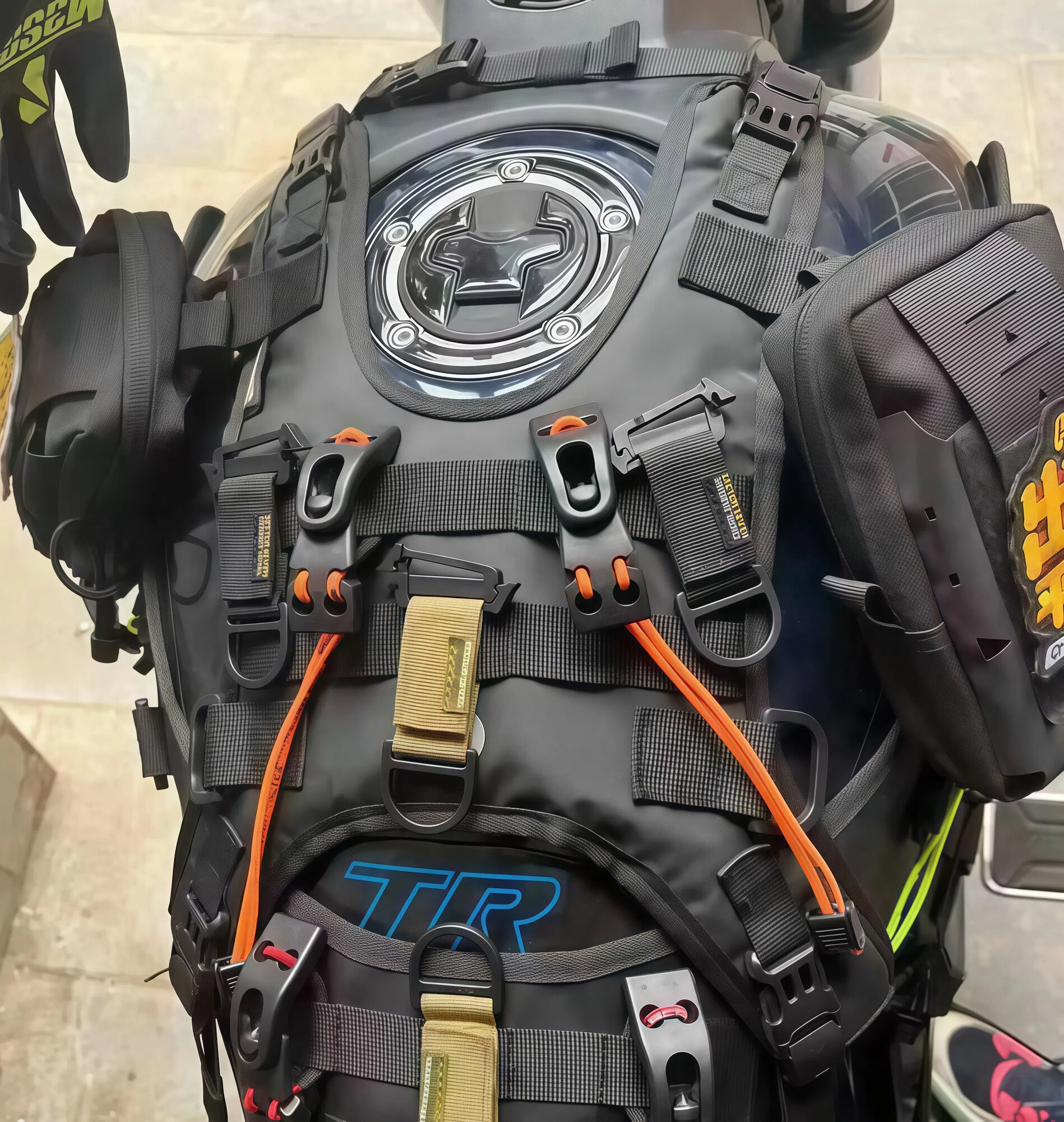 Мотосумка "Защитный кожух топливного бака", черная, материал Оксфорд