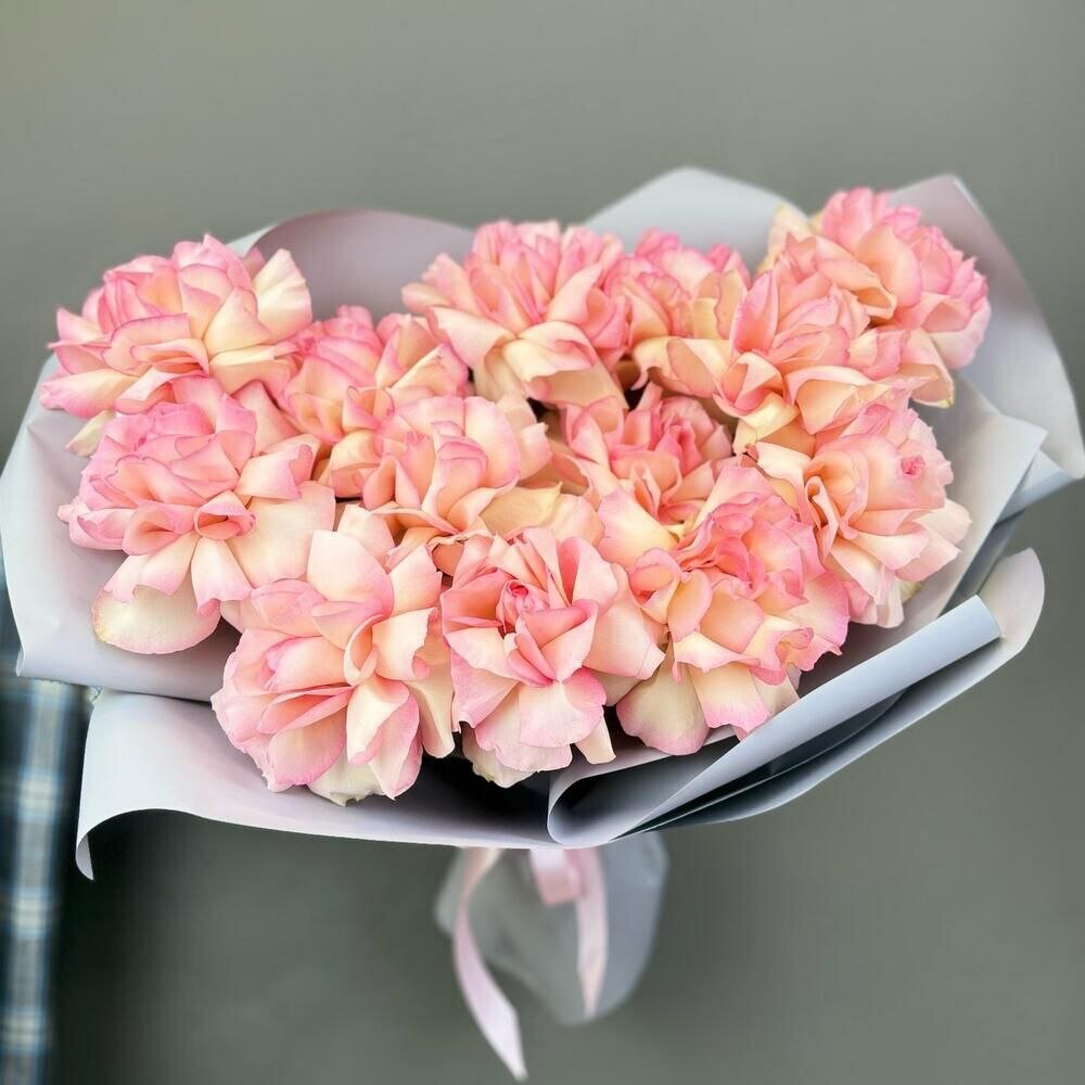 Букет из 13 бело-розовых французских роз в серой упаковке