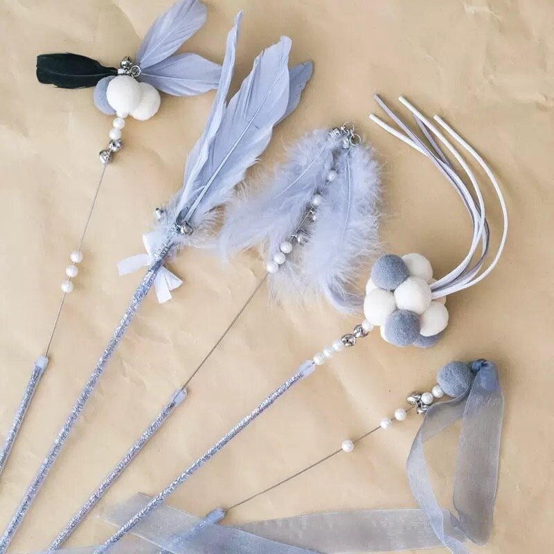 Волшебная палочка для кошек с перьями, колокольчиком и длинной рукояткой Цвет：Элегантный серыйХарактеристика：Волшебная