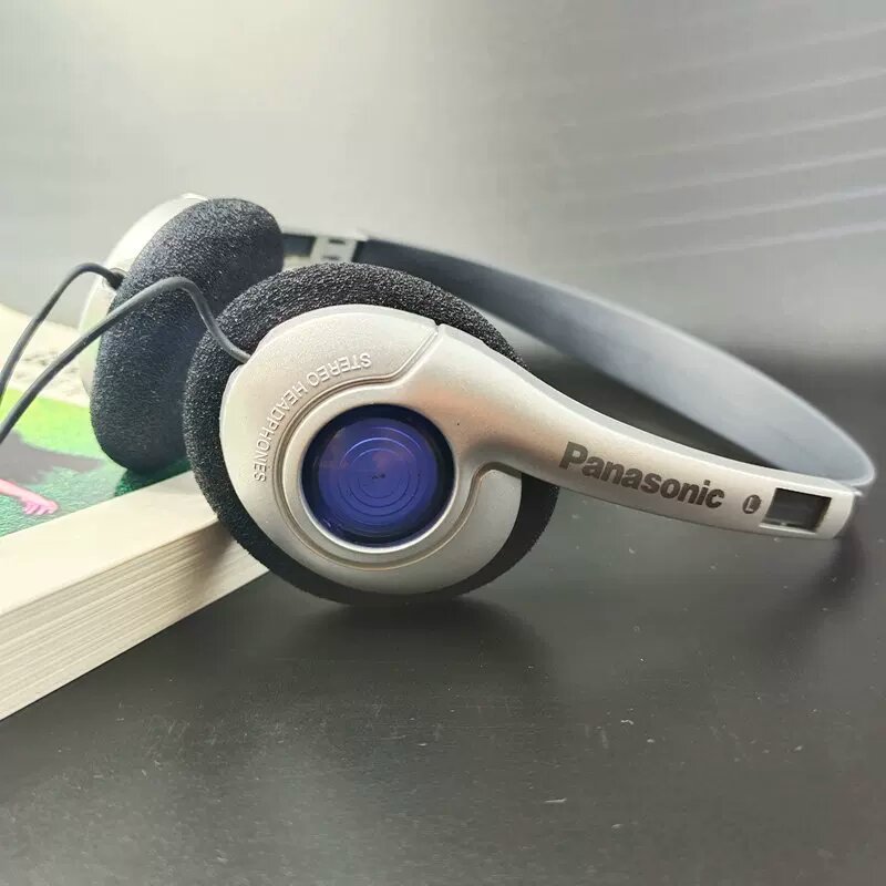 CD-плеер Panasonic с адаптером для Apple и серебристыми точками на наушниках, бесшовная интеграция устройств