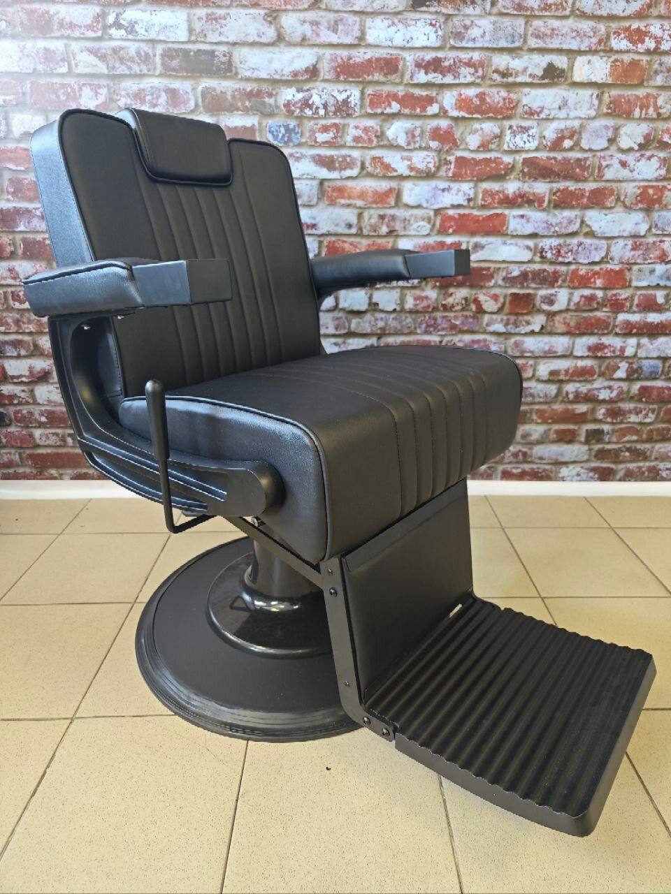 Кресло для барбершопа "Бернард Black", элегантный дизайн, прочная конструкция