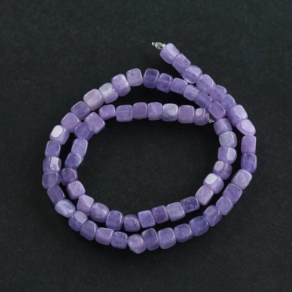 Агат кубик 5.5 мм , Свет Аметист , бусины на нитке (около 67 шт)