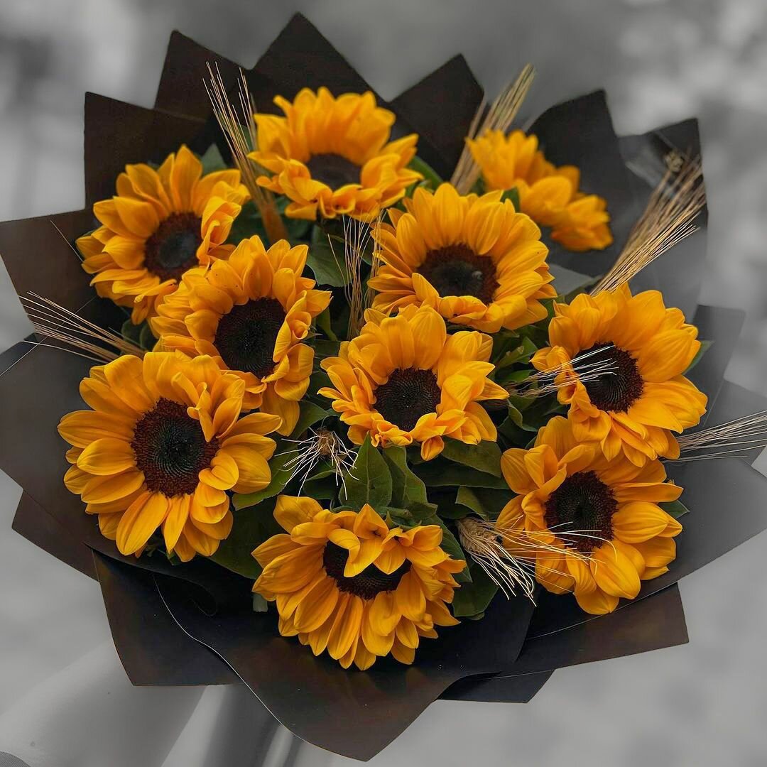 Полевой букет с подсолнухами