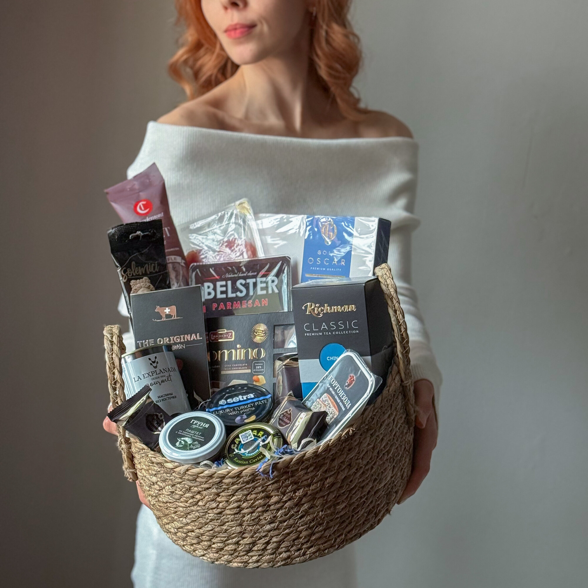 Подарочная продуктовая корзина с черной икрой, премиум. Veresk 737