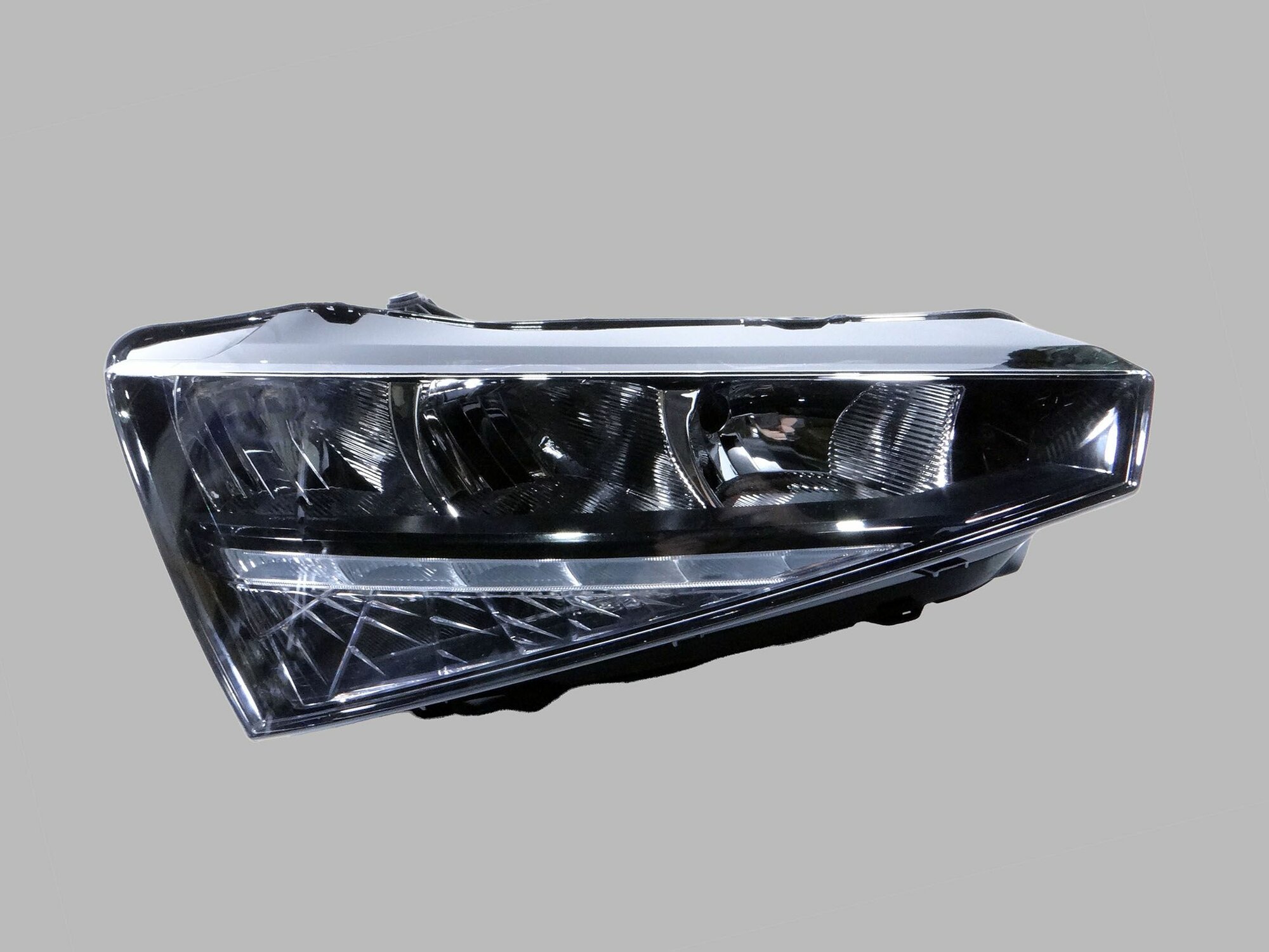 Фара передняя правая Skoda Rapid