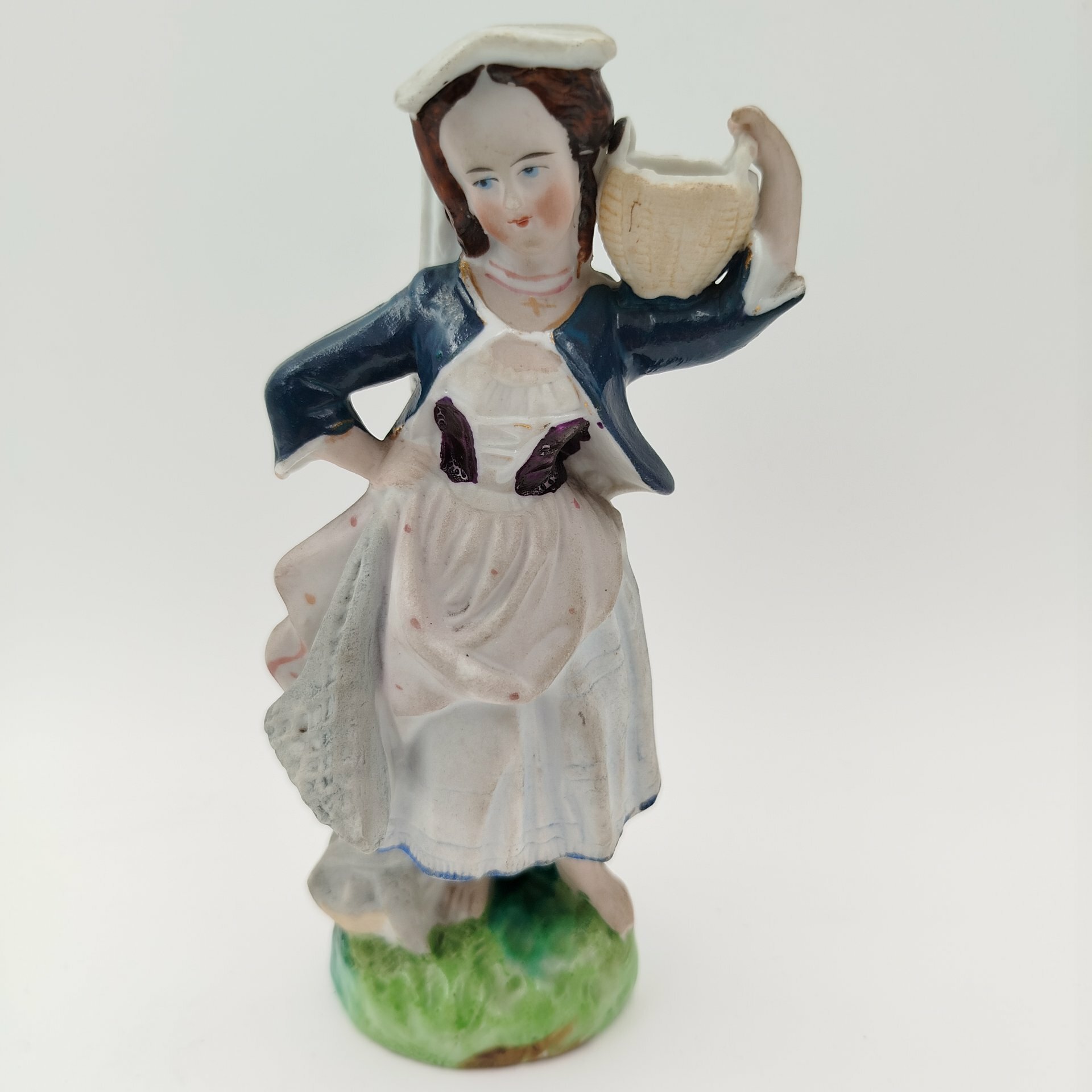 Статуэтка "Девочка с корзиной", фарфор, роспись, Европа, 1900-1930 гг.