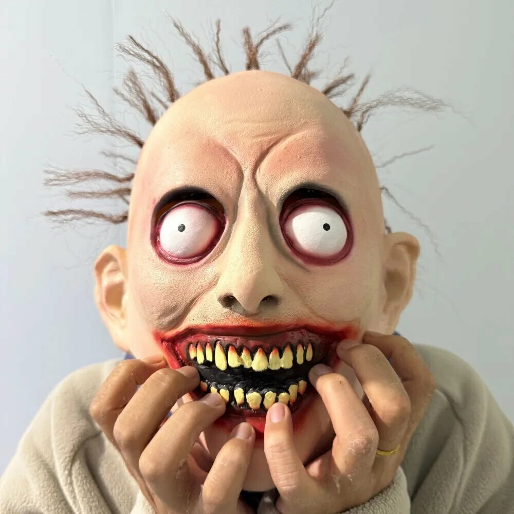 Гиперреалистичная маска монстра с выпученными глазами и раскрытым ртом