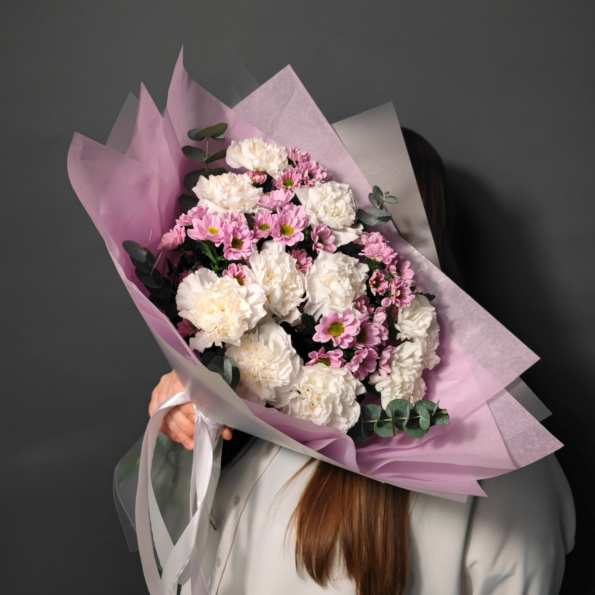 Цветы / Сборный букет с белыми гвоздиками, розовой хризантемой сантини и эвкалиптом