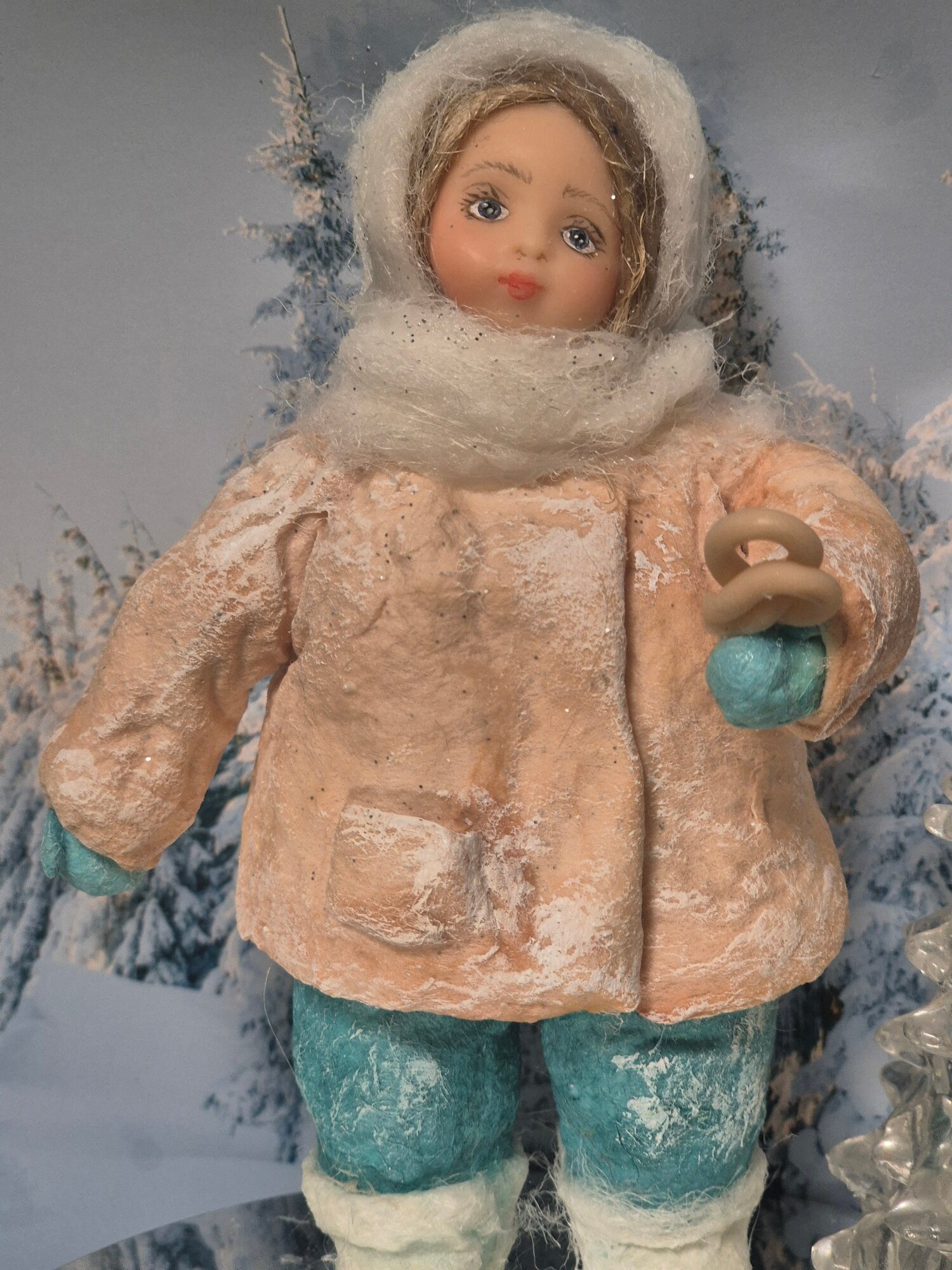 Ёлочная игрушка Affavatta, "Девочка с кренделем", 12см, ручная роспись