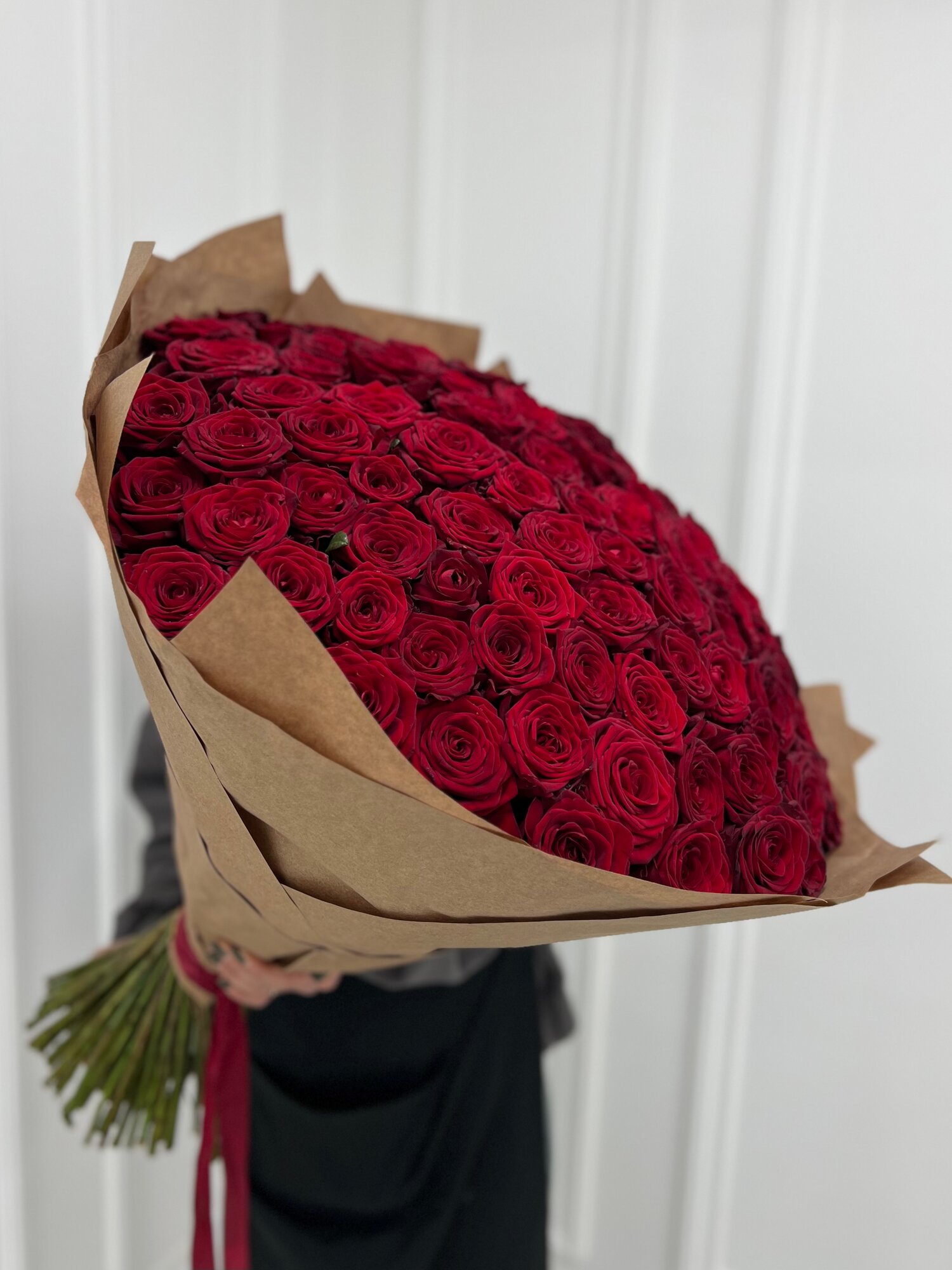 Гламелия цветы «Королевский бархат»: 101 роза Red Naomi в крафте – купить свежие цветы с доставкой в Москве