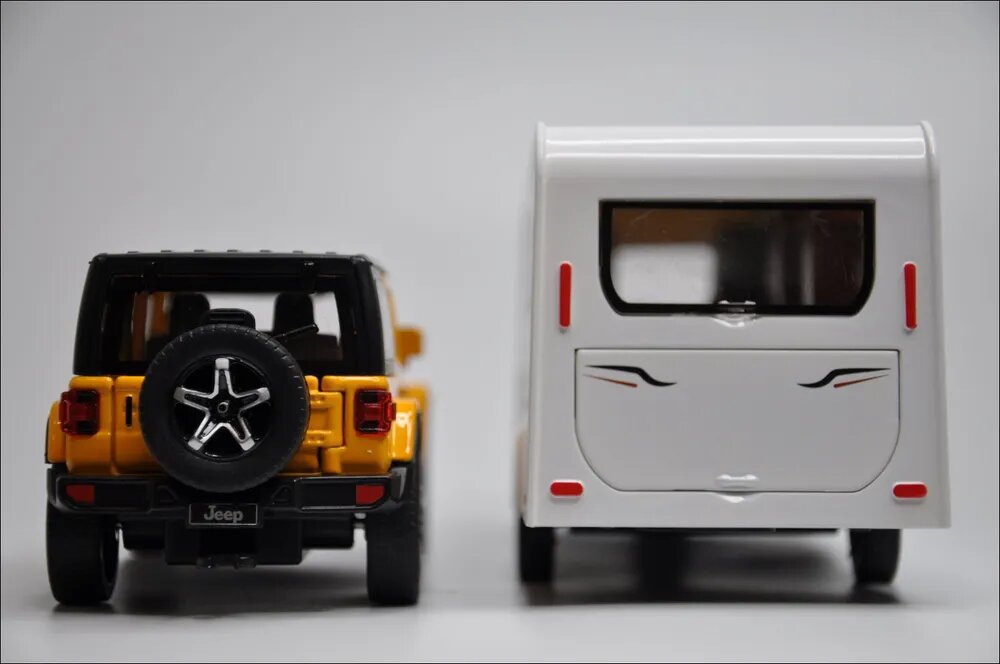 Игрушечная машинка Jeep Wrangler Rubicon с прицепом, масштаб 1:32, желтый, со световыми и звуковыми эффектами — фото 1