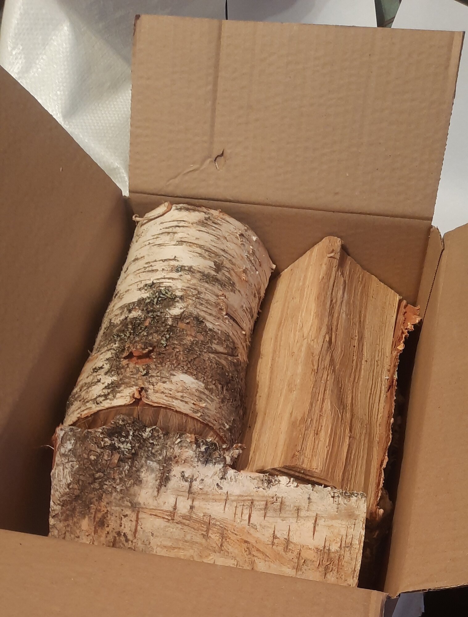 Дрова берёзовые, сухие, 25см. длины, в картонной коробке,8кг, без запаха сушильной камеры.