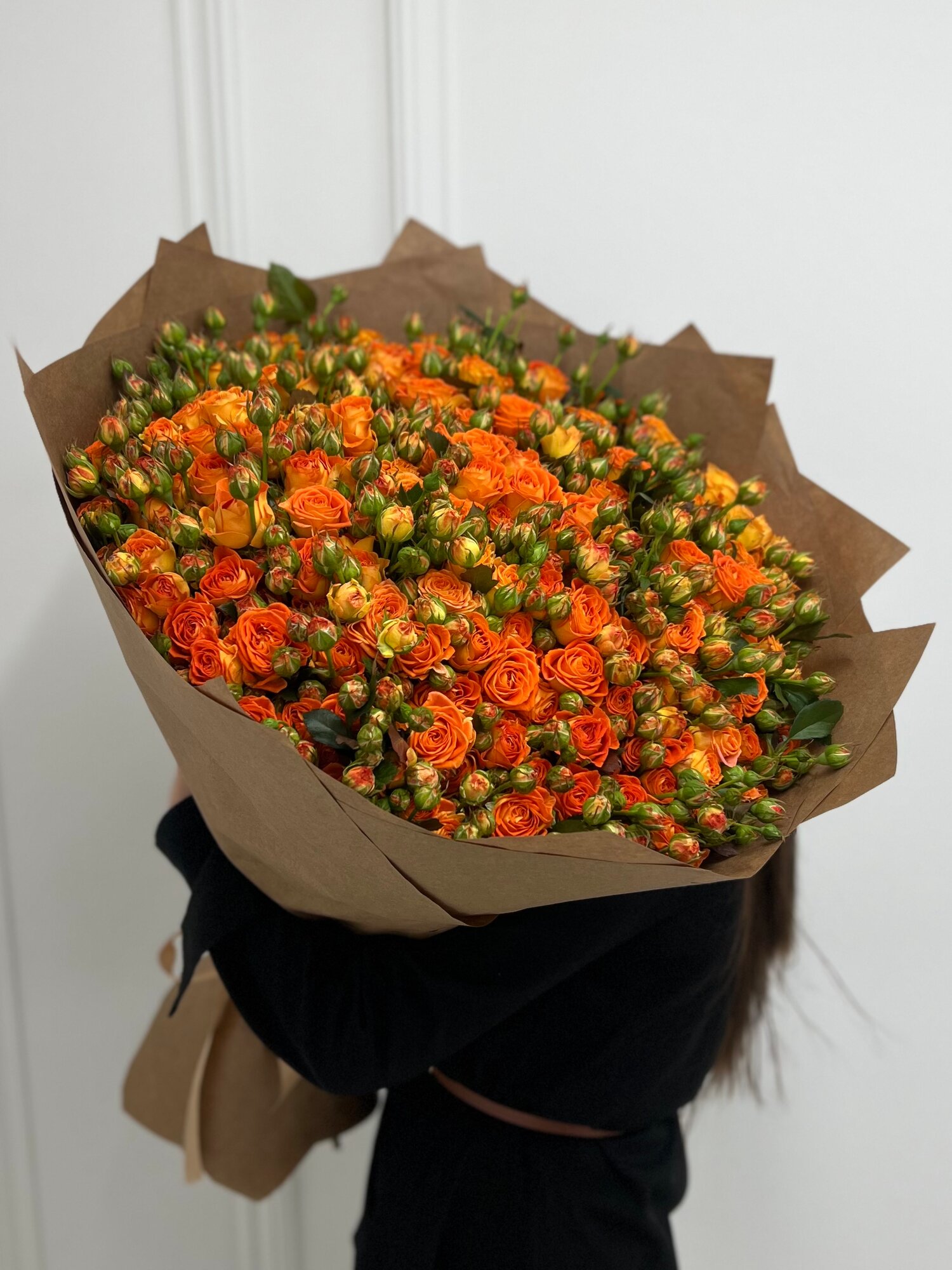 Гламелия цветы «Апельсиновый серпантин»: 75 кустовых роз King Bubbles в крафте – купить свежие цветы с доставкой в Москве