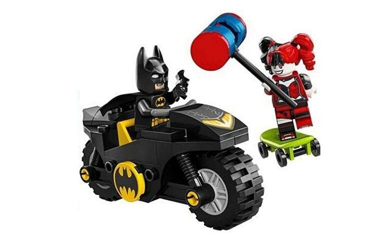 Конструктор унисекс LEGO DC Персонажи Бэтмен против Харли Квинн 76220, 42 детали