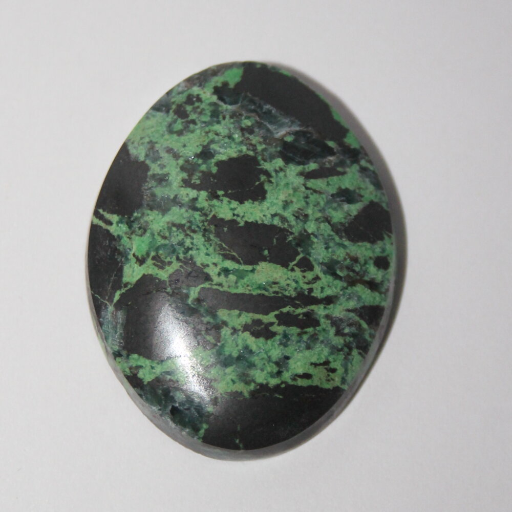 Уваровит в хромите кабошон, натуральный камень, 33х25х3 мм, Урал (Сараны), «True Stones»