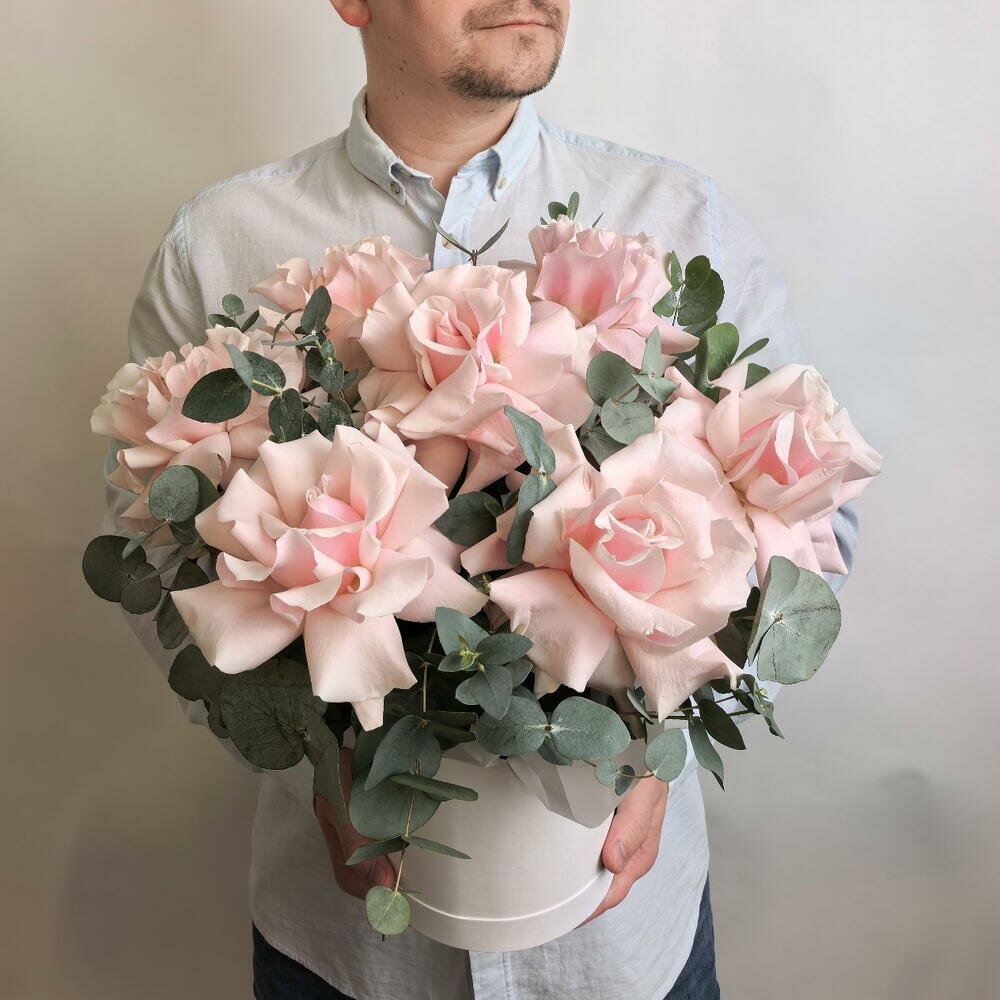 Букет живых цветов в коробке из французских роз Мондиаль, эвкалипта, цвет розовый, 7 штук, арт Kimbirly Flowers