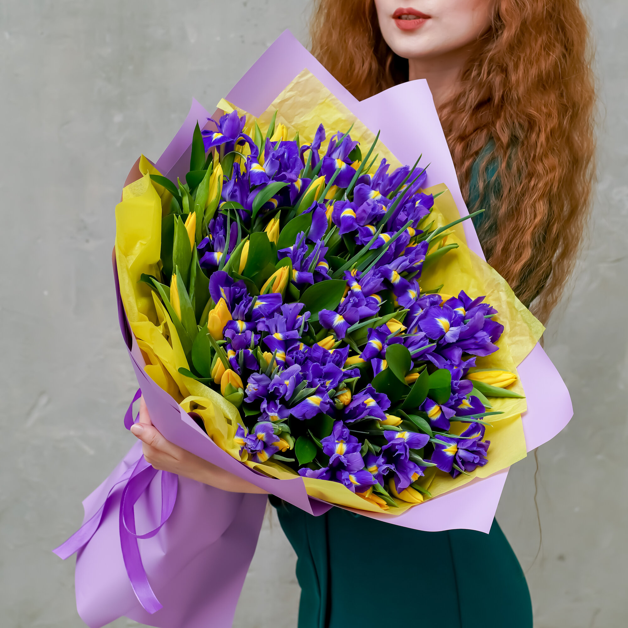 Букет живых цветов Flor-Pro Flowers из синих ирисов и жёлтых тюльпанов в авторской упаковке GRAND