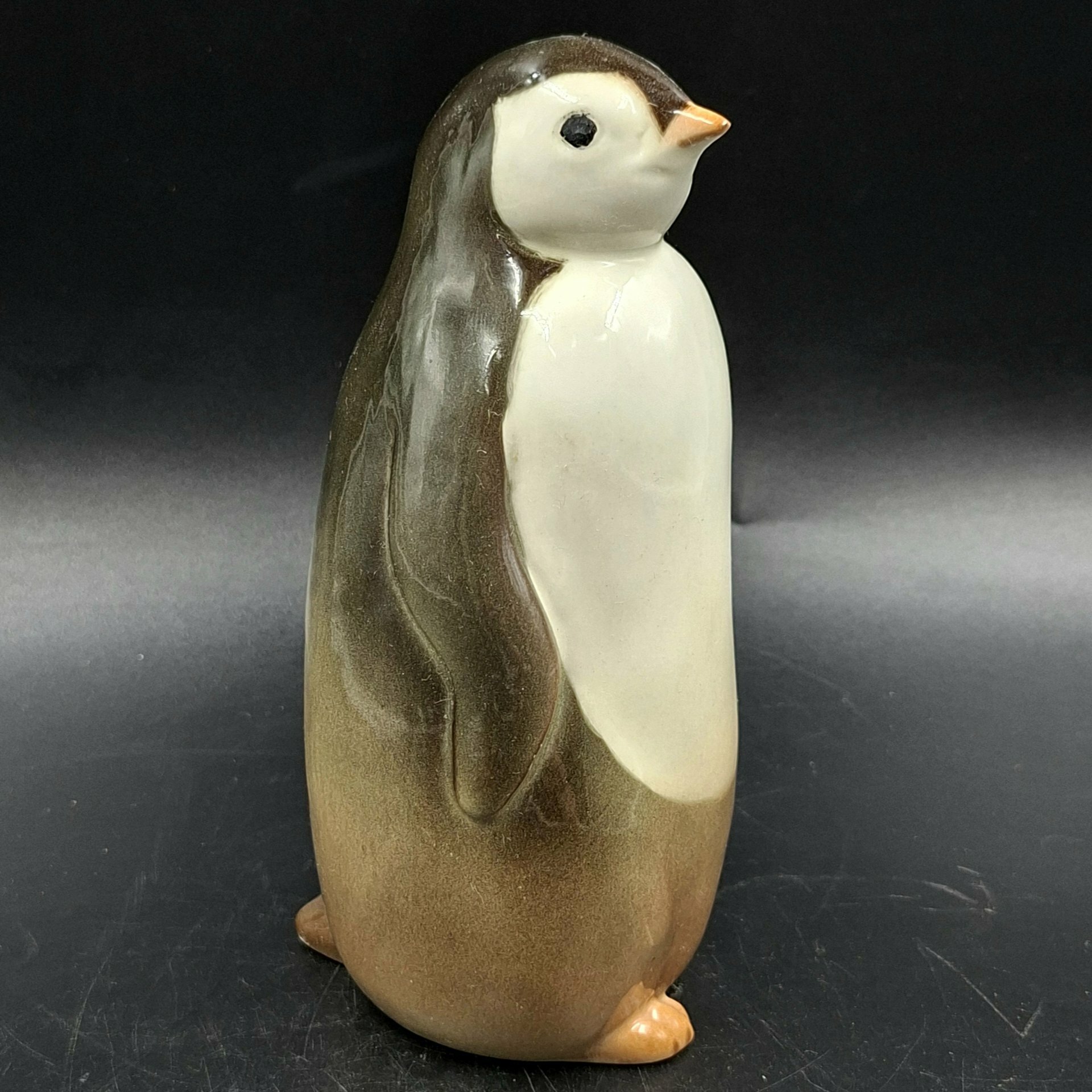 Статуэтка "Пингвин", скульптор П. П. Веселов, фарфор, роспись, аэрография