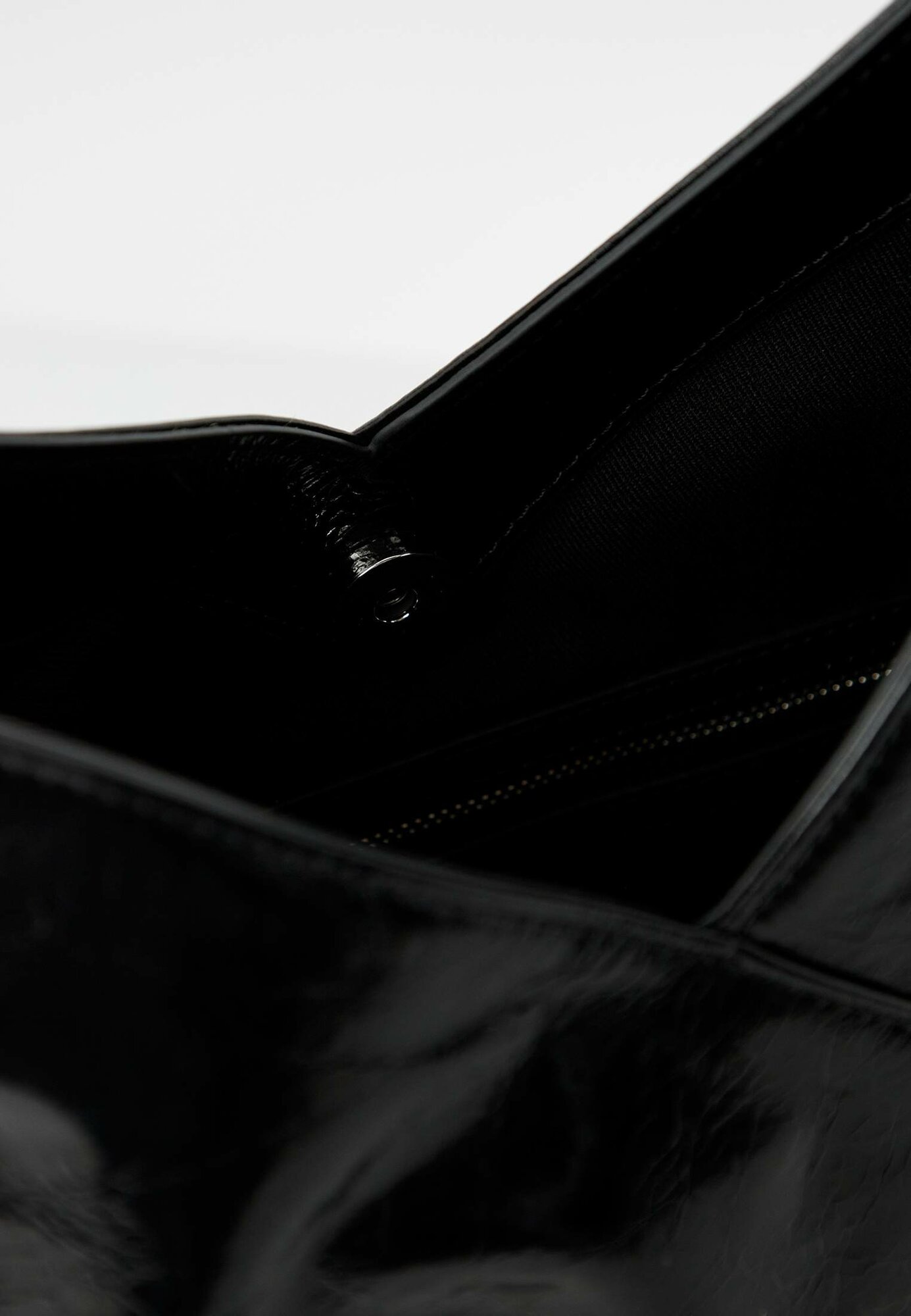 Сумка хобо KARL LAGERFELD JEANS GEO SHINY, фактура лаковая, гладкая, черный — фото 1