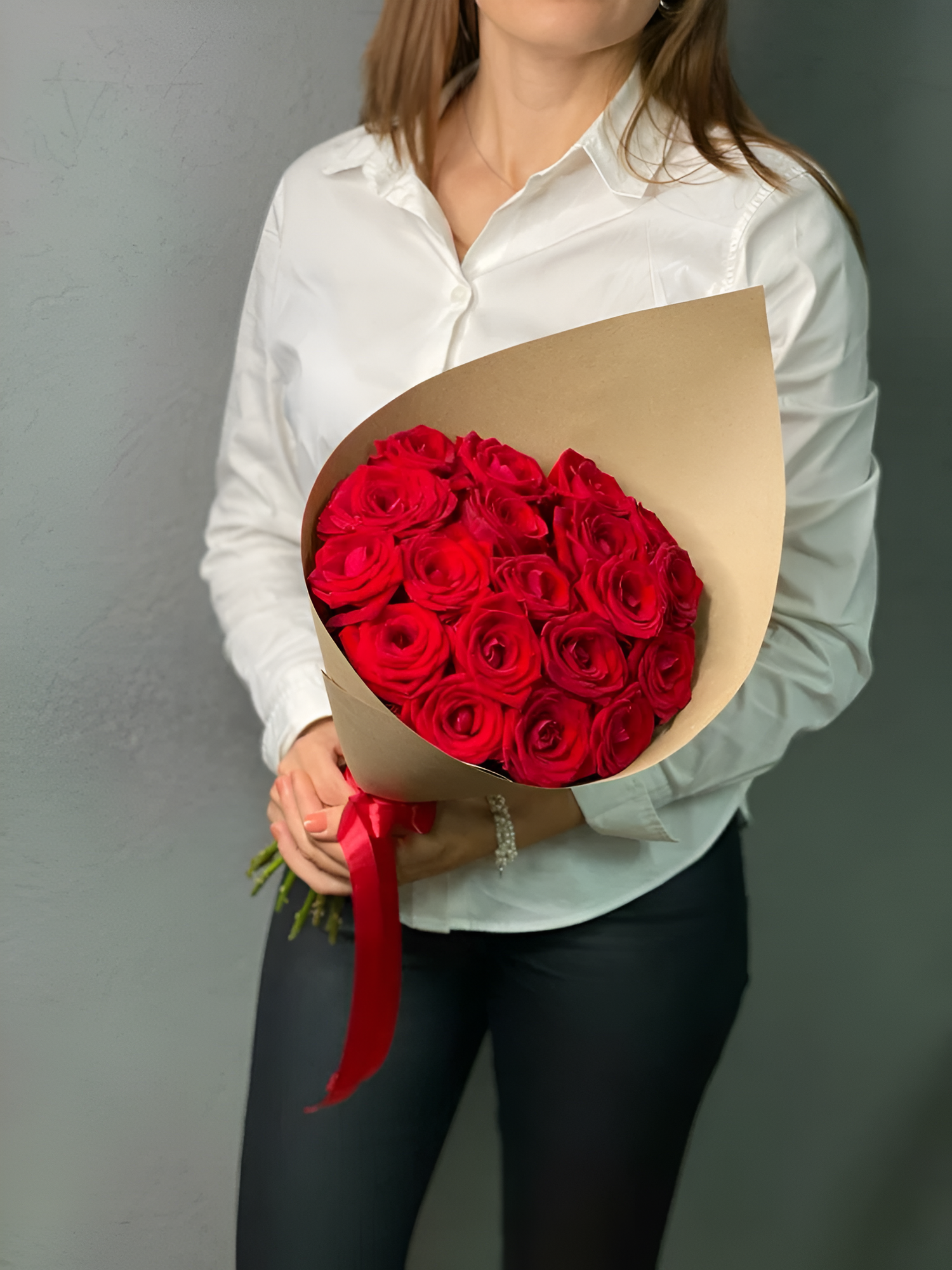 Букет свежесрезанных цветов из Роз «Ред Наоми» в крафте 19 шт 006г