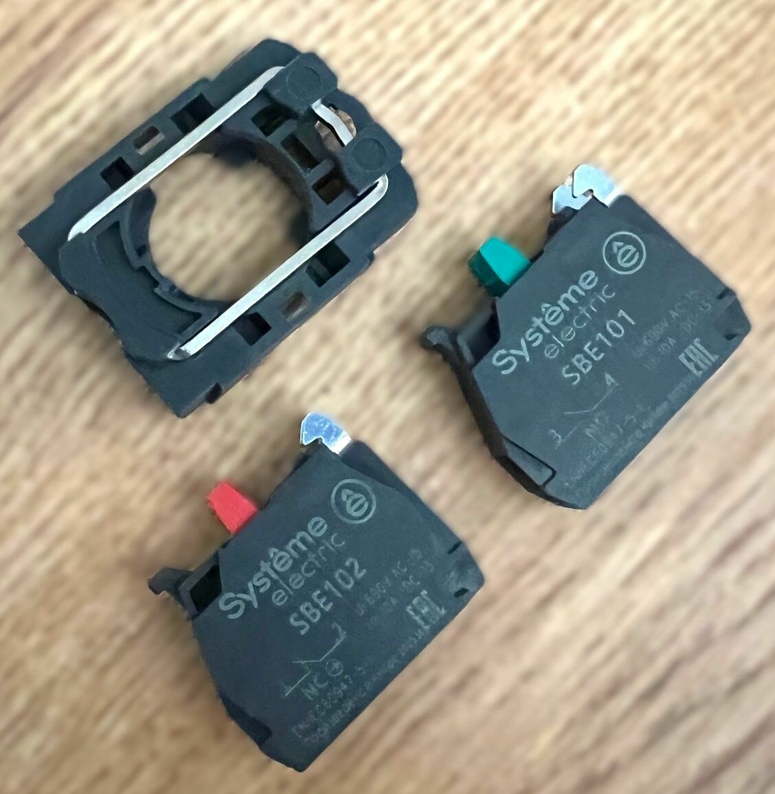 SBE101+SBE102+SB5AZ009_Комплект из пластины и контактных блоков для элементов управления (1НО+1НЗ, 240В, 3А (AC15))_Systeme Electric