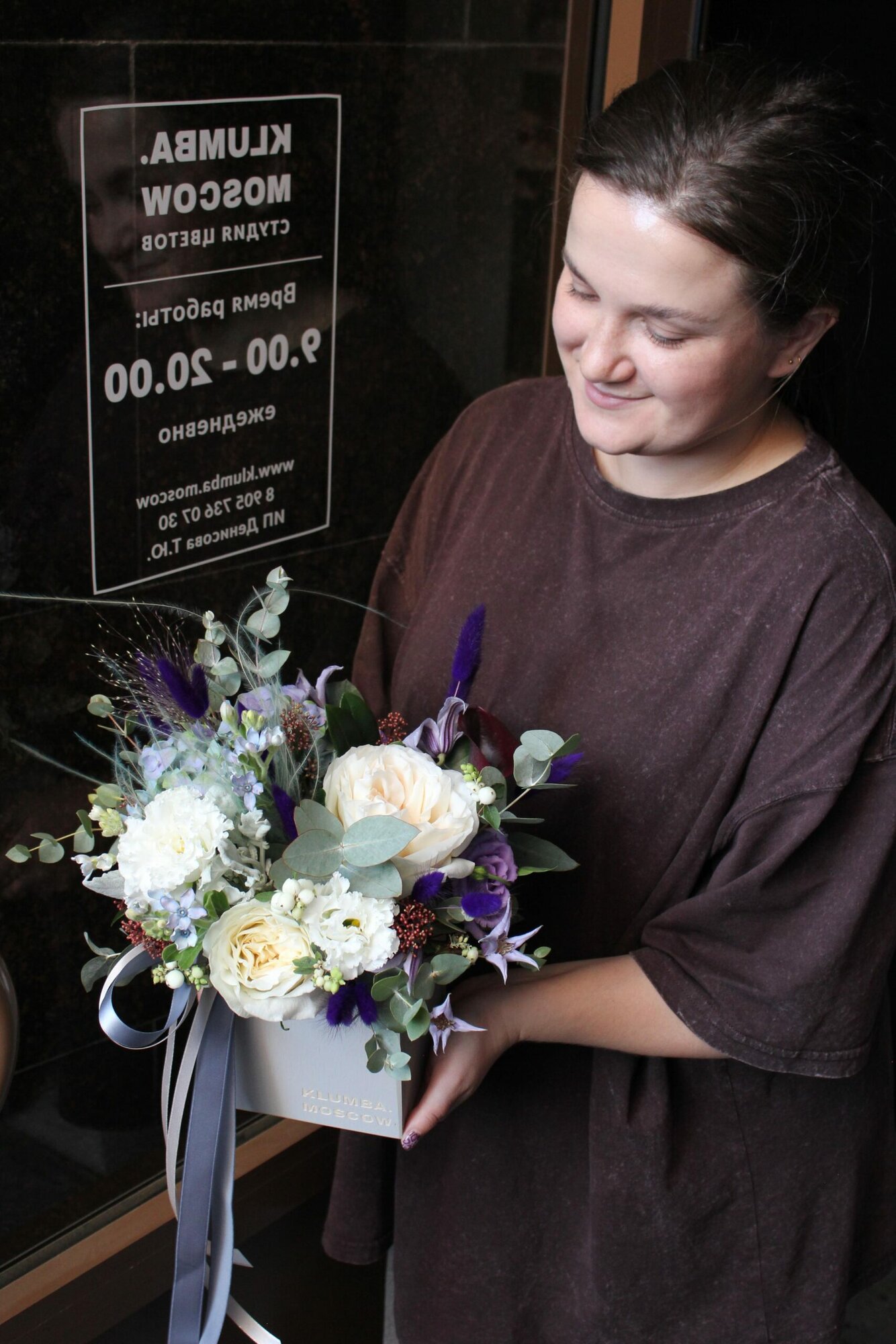 Композиция цветов с садовыми розами и оксипеталумом от студии цветов клумба. москва