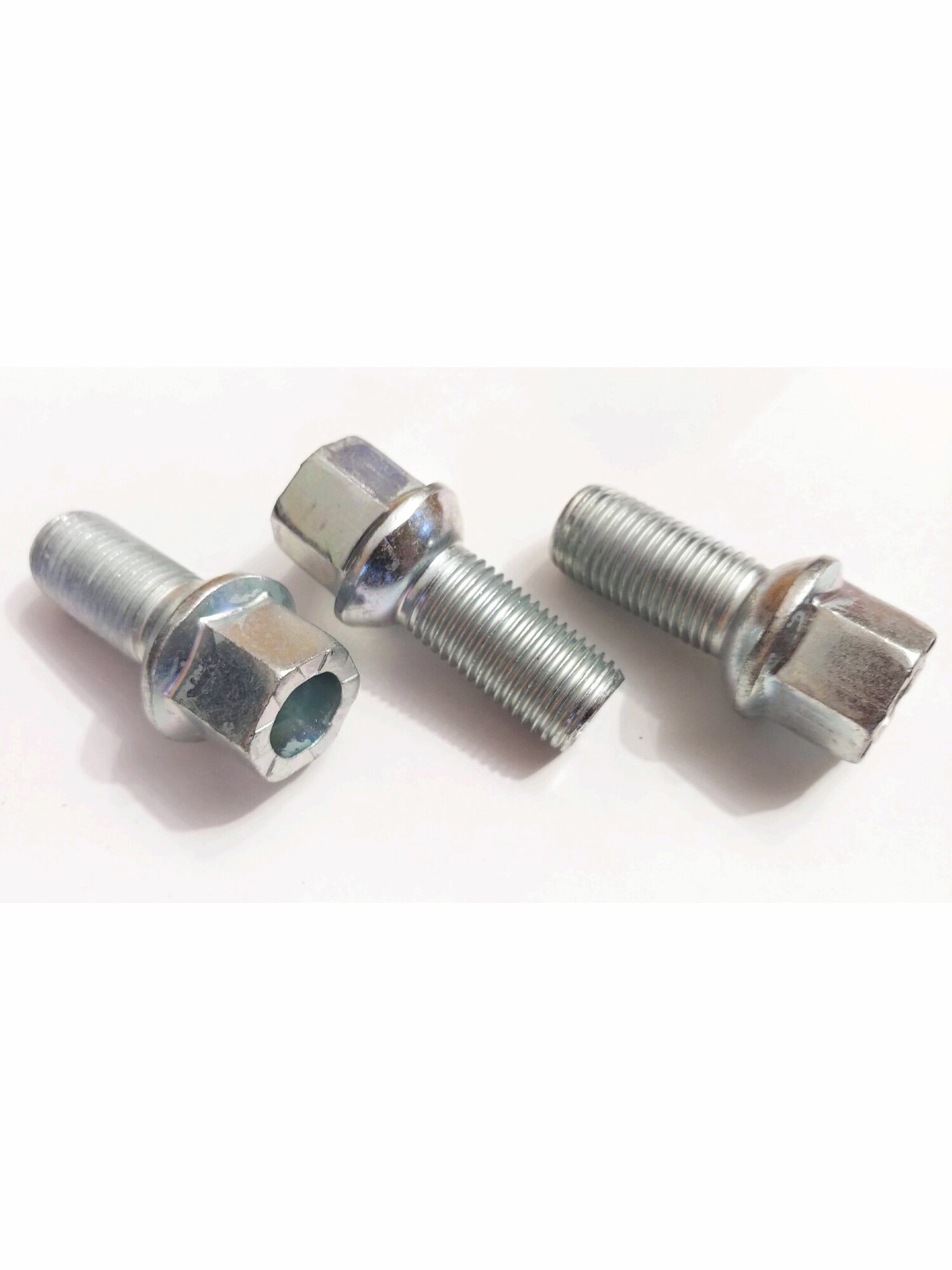 16 шт в упаковке Болт колёсный для VAG (Volkswagen, Audi, Skoda, Seat), аналог WHT002437, WHT001812 М14х1.5 27 мм полусфера