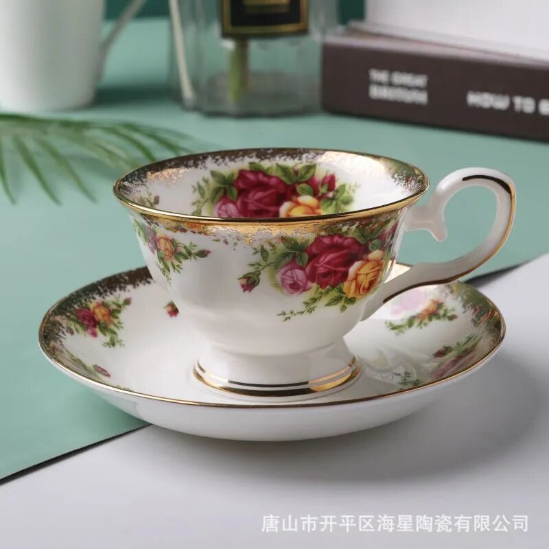 Чайный сервиз из фарфора с цветочным узором на 1 персону - чайная пара с блюдцем и чашкой бежевого цвета