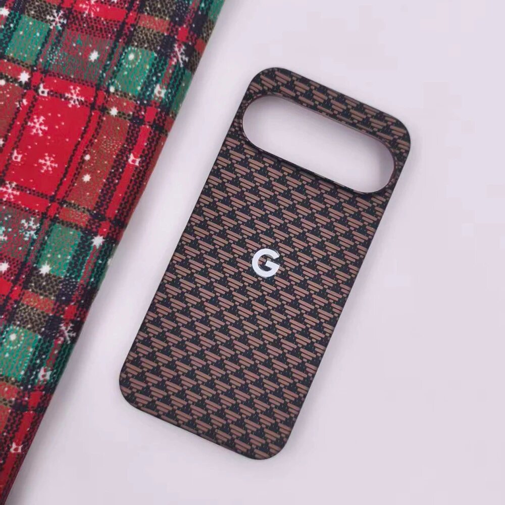Чехол Google Pixel 7 Desert Gold с текстурой карбон