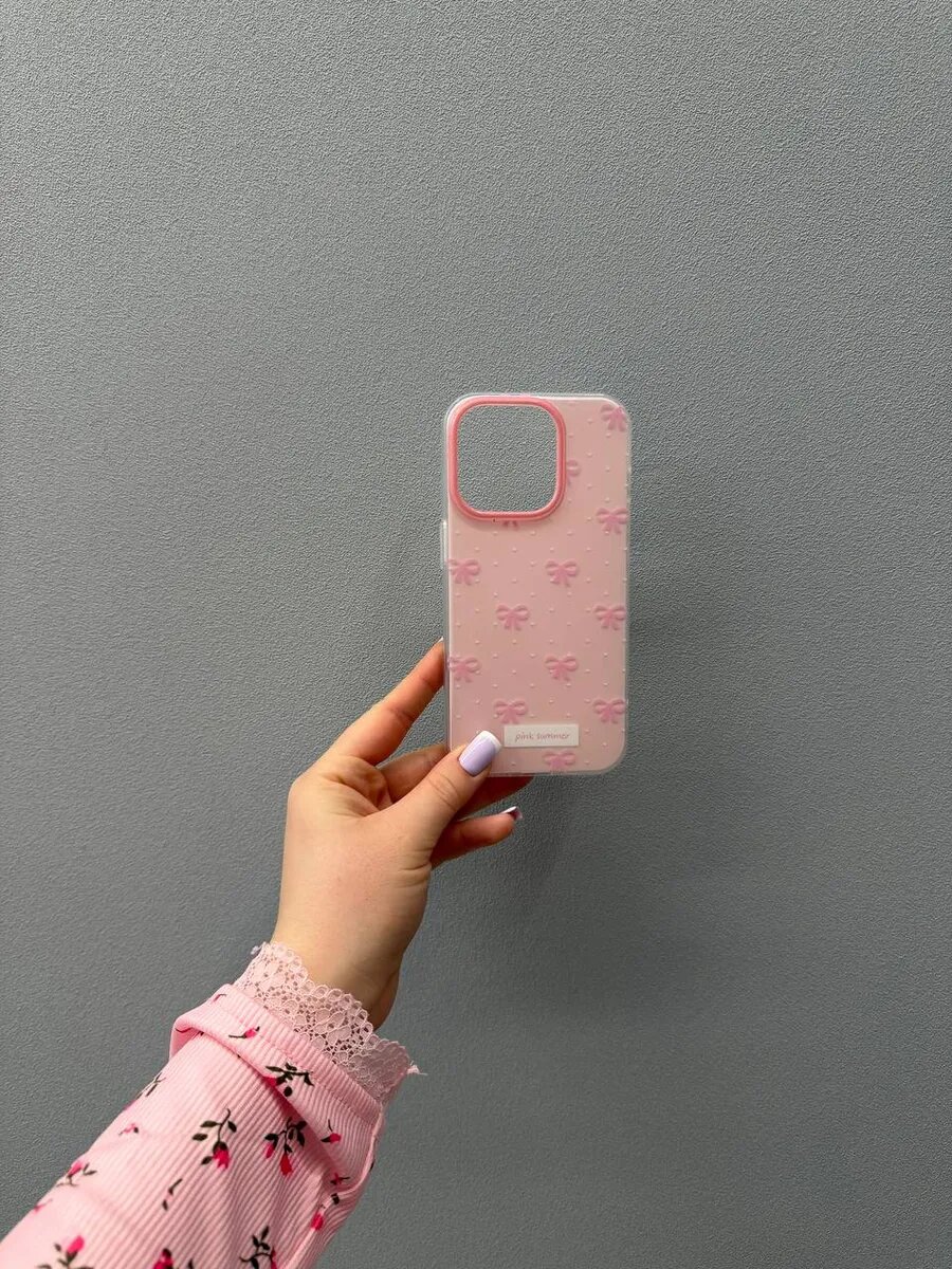 Чехол на Iphone 15 Pro , цвет розовый , с добавлением розовых бантиков . — фото 1