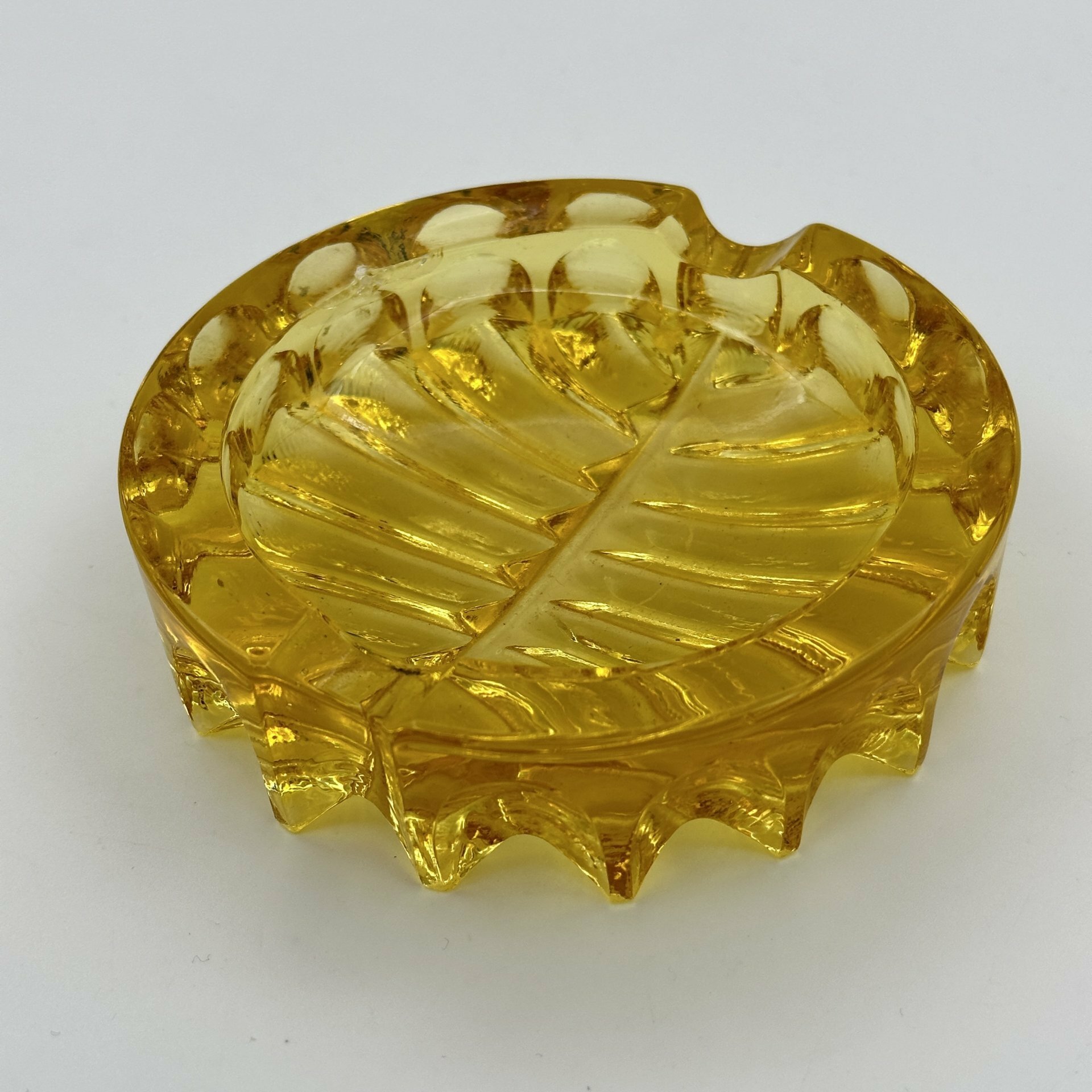 Пепельница ярко-жёлтого оттенка, цветное стекло, пресс, СССР, 1970-1990 гг.