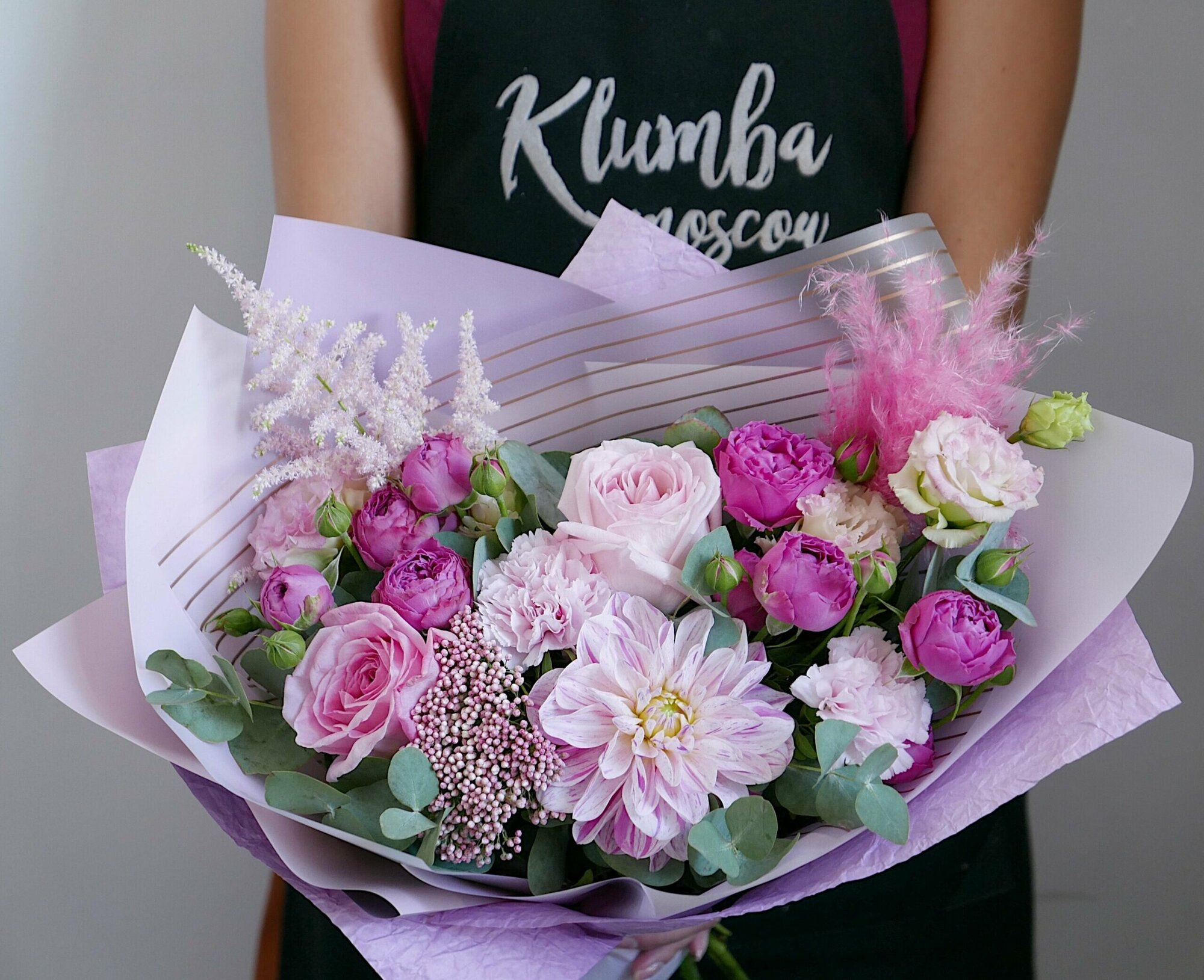 Букет из малиновых роз от студии цветов klumba.moscow, аквабокс