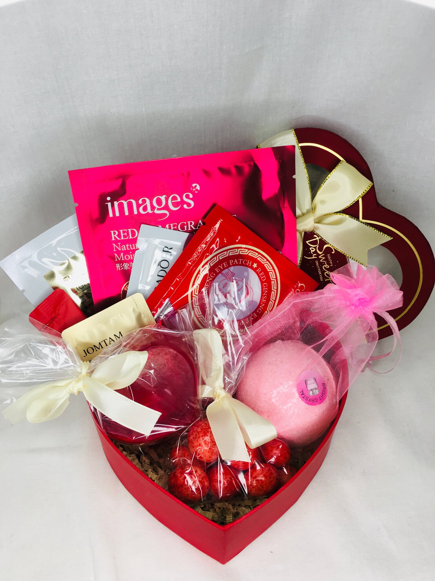 Подарочный набор "Для любимой", косметика, клубника в шоколаде, тканевые маски, мыло, бомбочка